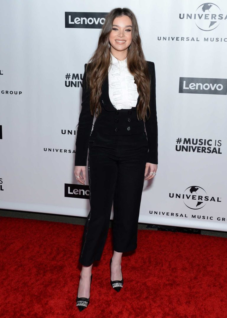 Hailee Steinfeld – Celeb Donut