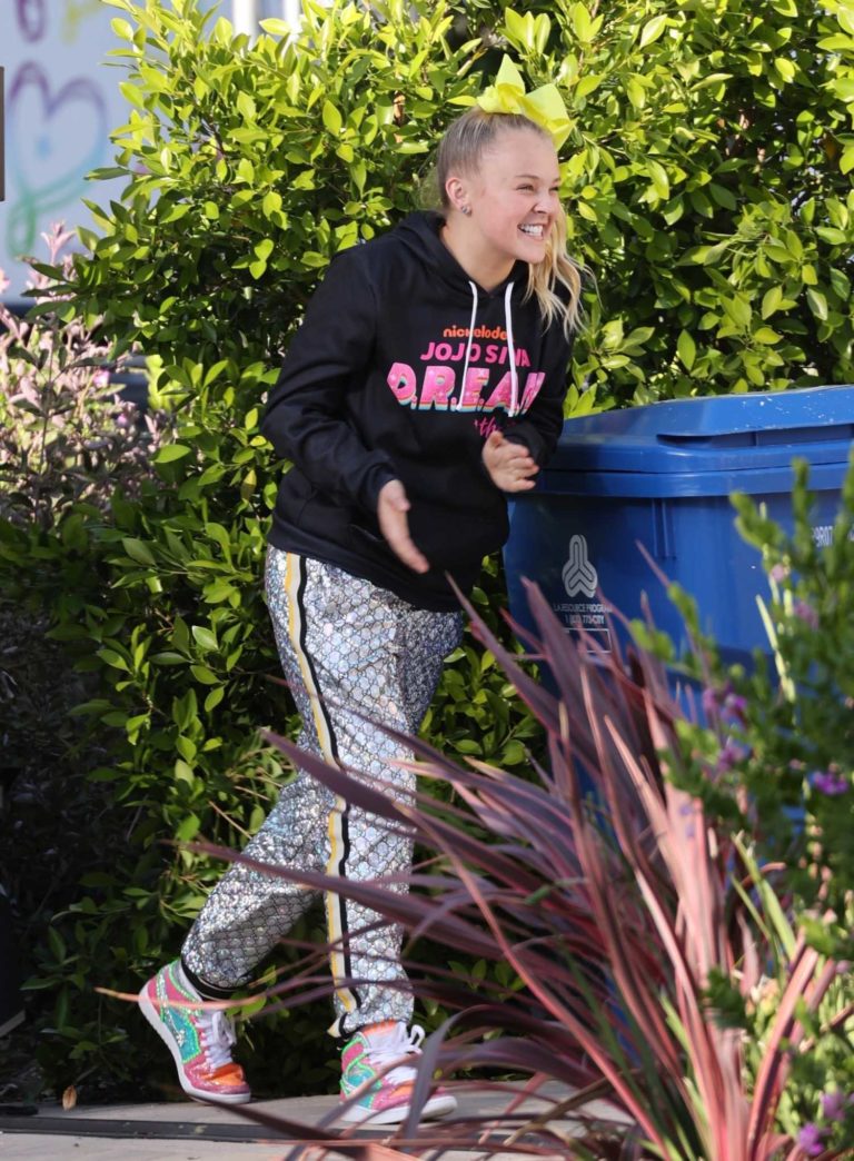 JoJo Siwa in a Black Hoody Was Seen Near Her New Home in Los Angeles ...