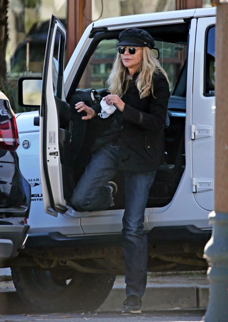 Meg Ryan in a Black Cap Was Seen Out in Los Angeles – Celeb Donut