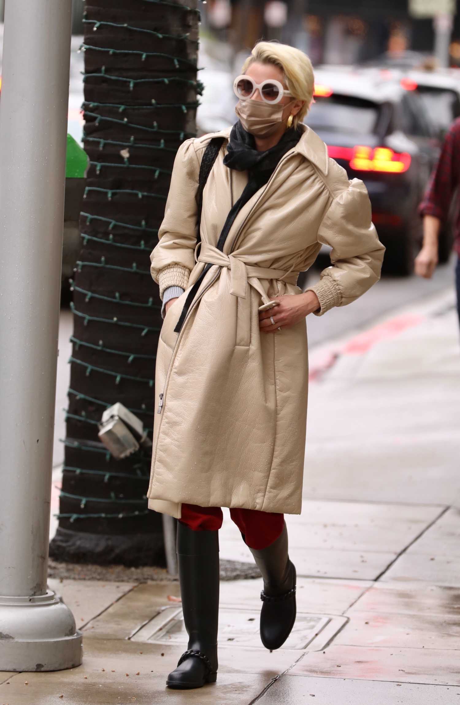 Jaime King in a Beige Coat Was Seen Out in Beverly Hills – Celeb Donut