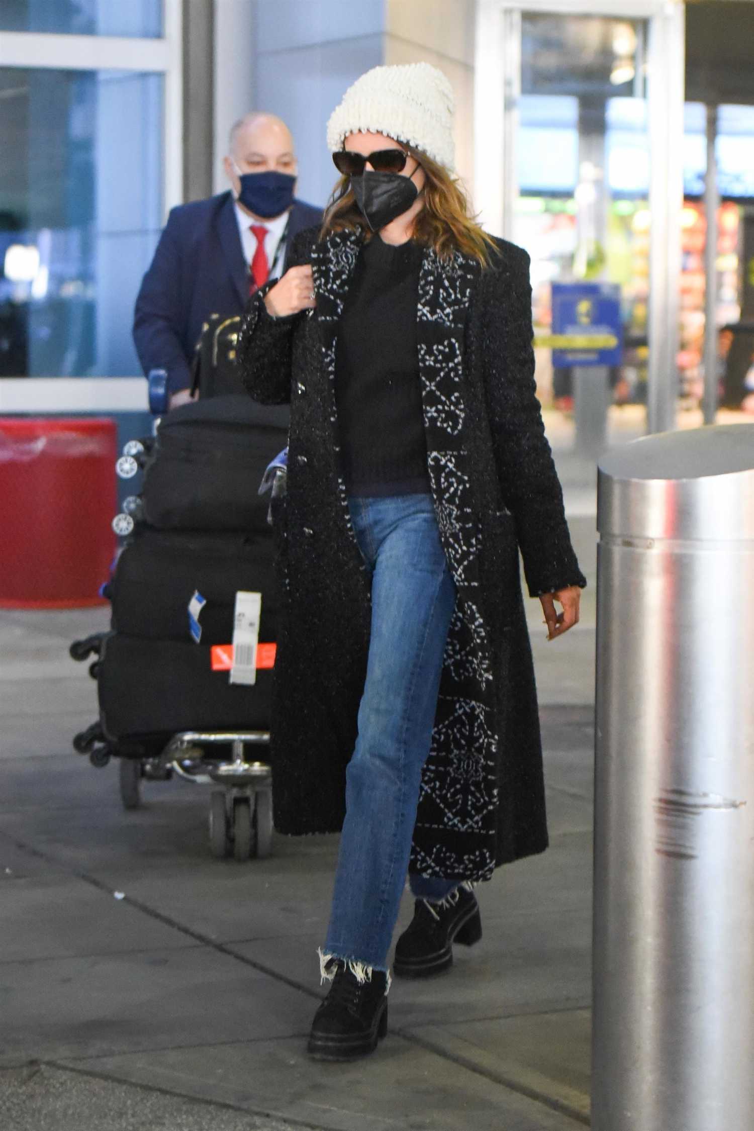 Penelope Cruz in a White Beanie Hat Arrives at JFK Airport in New York – Celeb Donut
