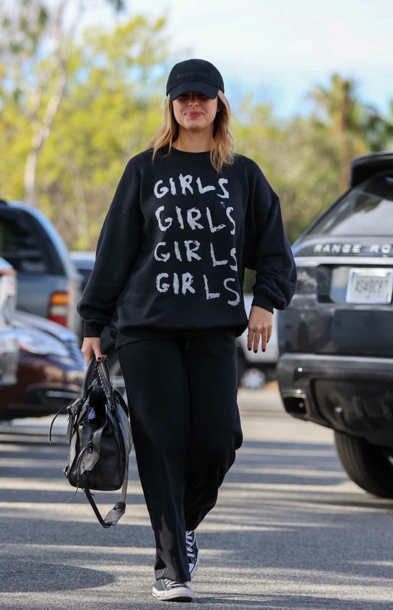 Addison Rae in a Black Sweatsuit Arrives at a Pilates Session in Los ...