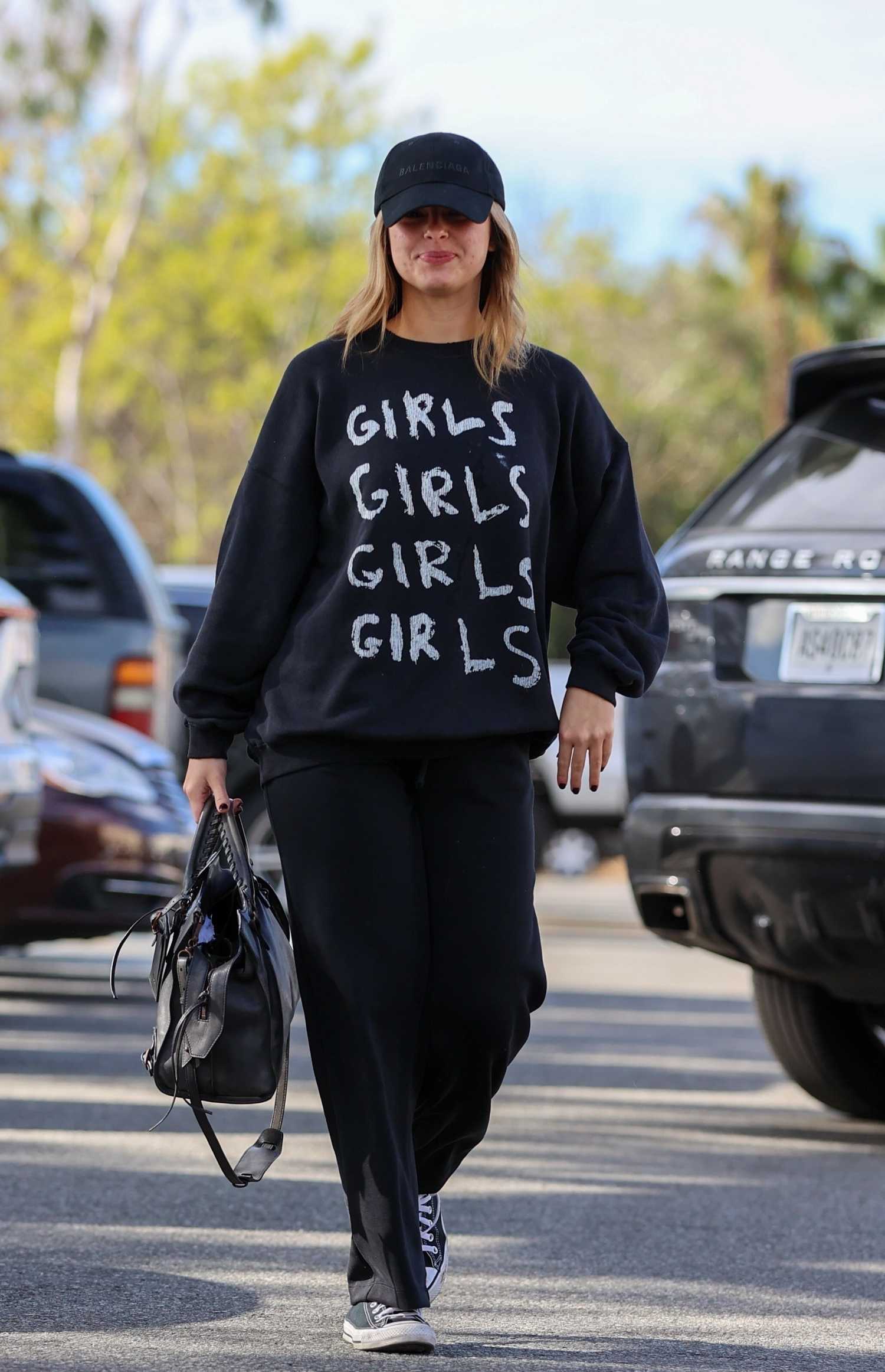 Addison Rae in a Black Sweatsuit Arrives at a Pilates Session in Los ...