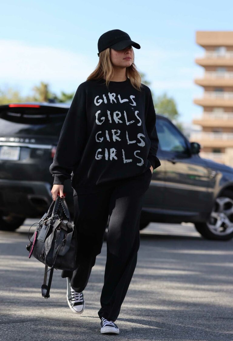 Addison Rae in a Black Sweatsuit Arrives at a Pilates Session in Los ...