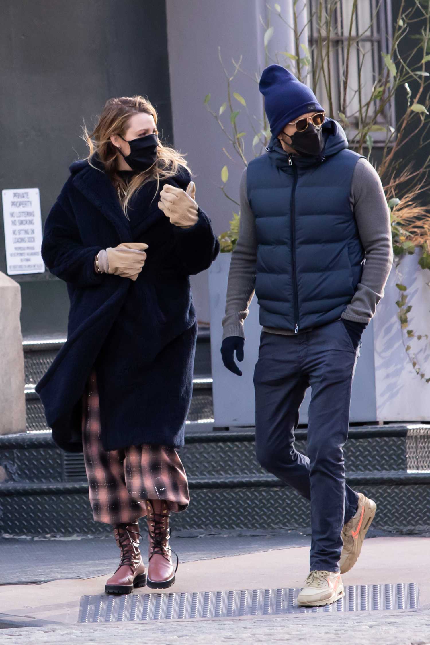 Blake Lively in a Black Protective Mask Was Seen Out with Ryan Reynolds ...