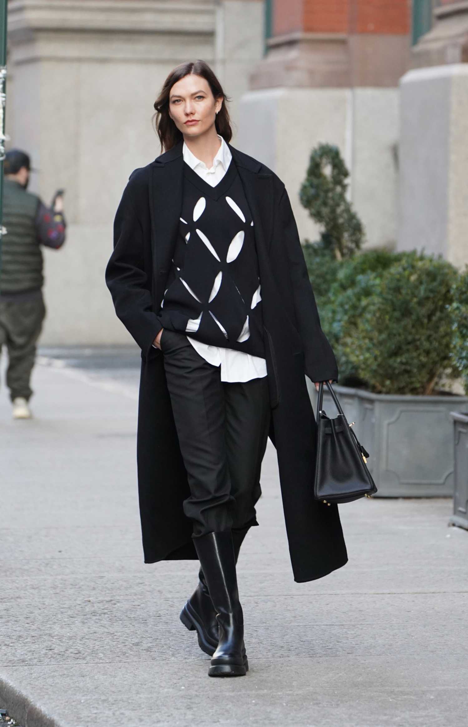 Karlie Kloss in a Black Coat Was Seen Out in New York – Celeb Donut