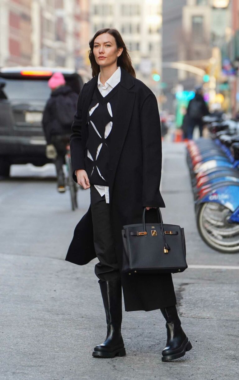 Karlie Kloss in a Black Coat Was Seen Out in New York – Celeb Donut