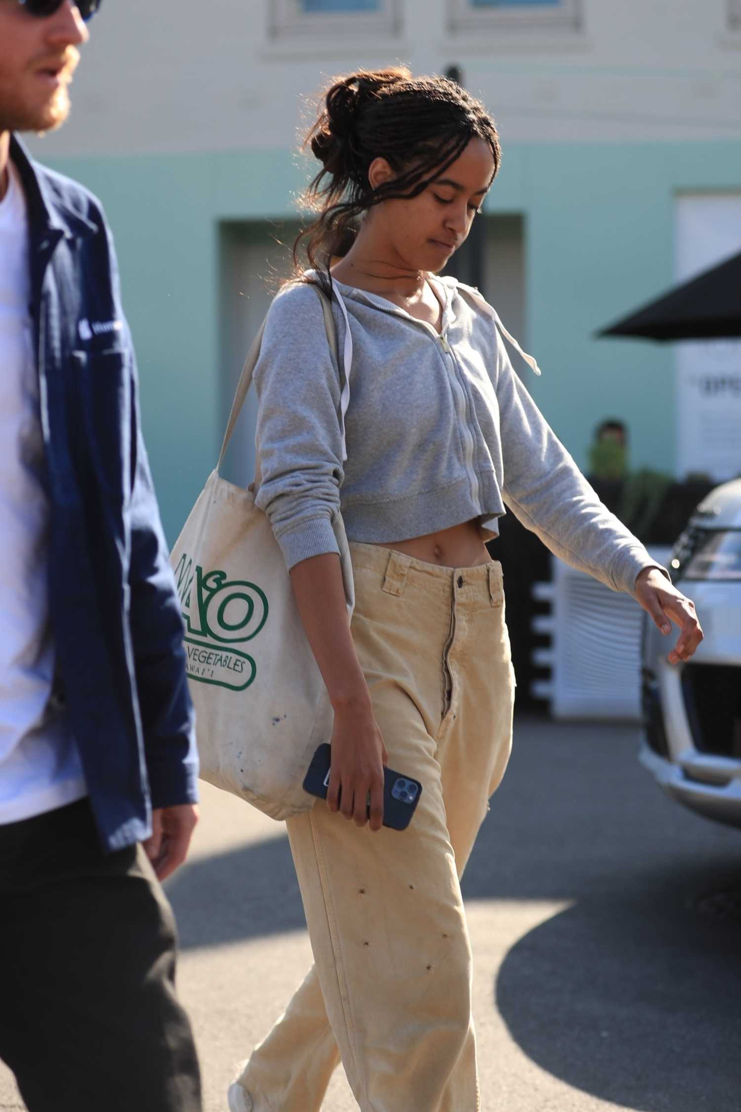 Malia Obama in a Beige Pants Was Seen Out in Los Angeles – Celeb Donut