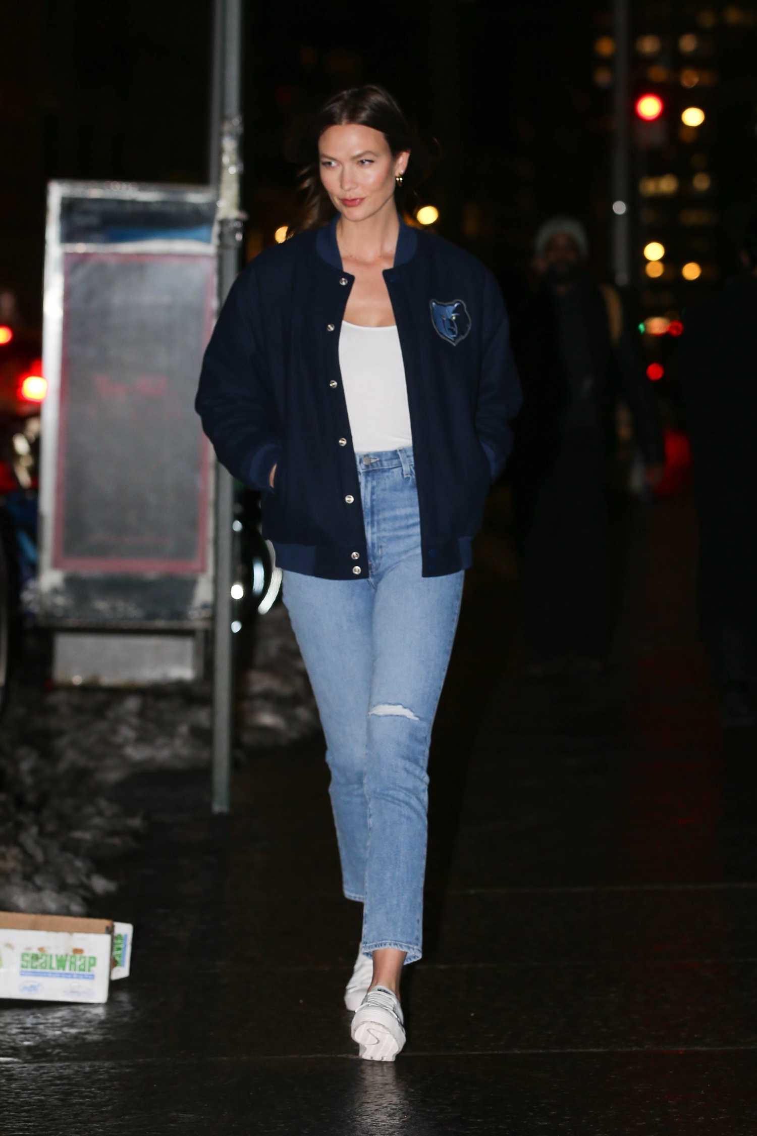 Karlie Kloss in a White Sneakers Was Seen Out in New York – Celeb Donut