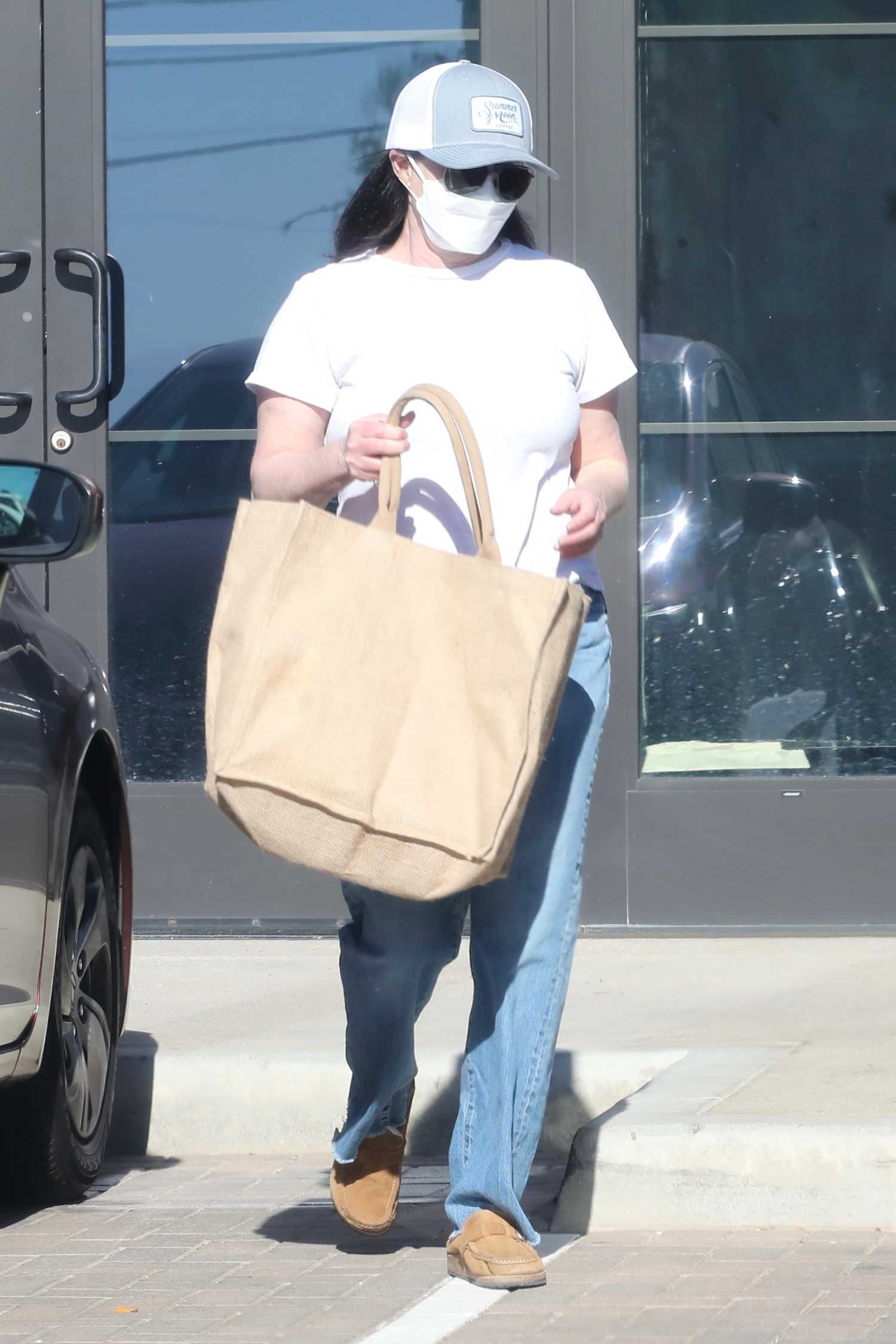 Shannen Doherty In A White Tee Goes Shopping In Malibu Celeb Donut