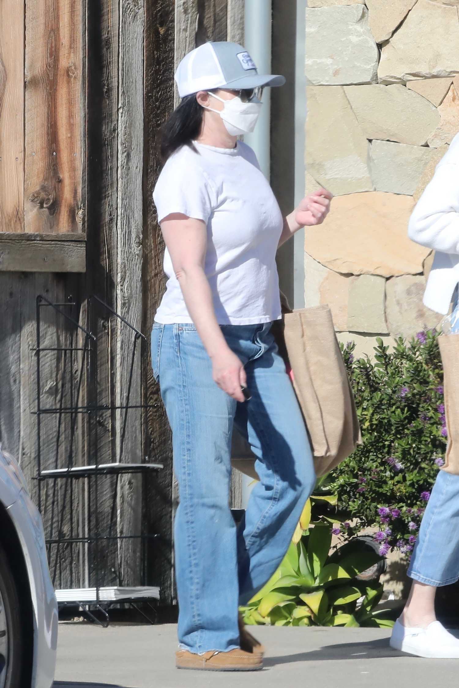 Shannen Doherty In A White Tee Goes Shopping In Malibu Celeb Donut