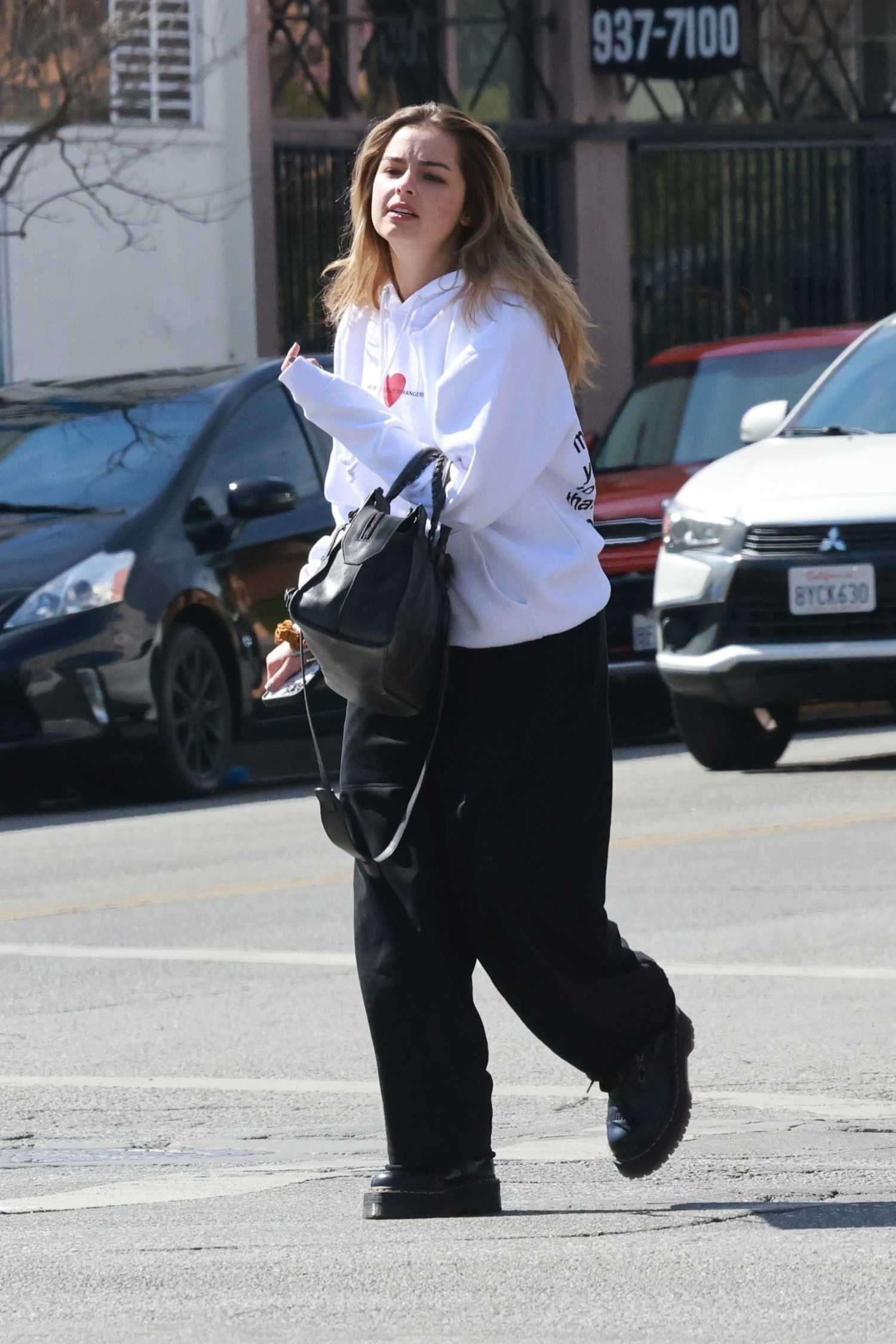 Addison Rae in a White Hoodie Was Seen Out in Los Angeles – Celeb Donut