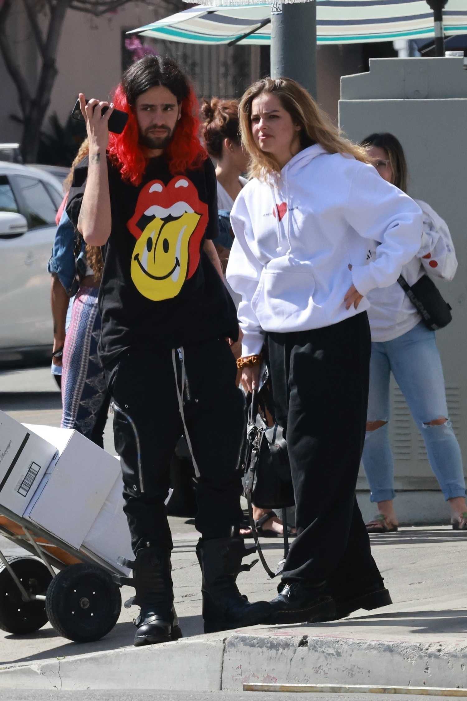 Addison Rae in a White Hoodie Was Seen Out in Los Angeles – Celeb Donut