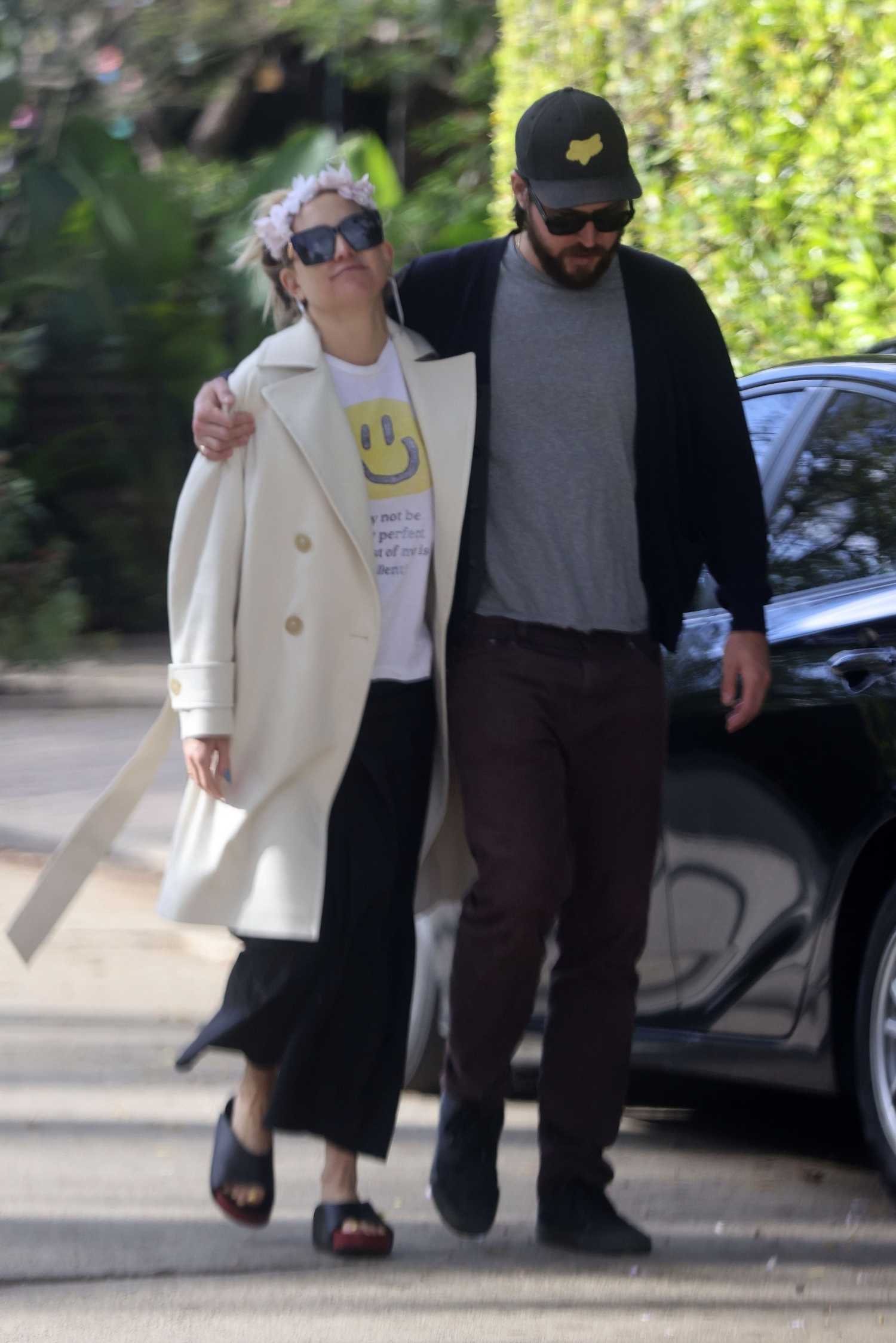 Kate Hudson in a White Coat Was Seen Out with Her Fiance During a ...