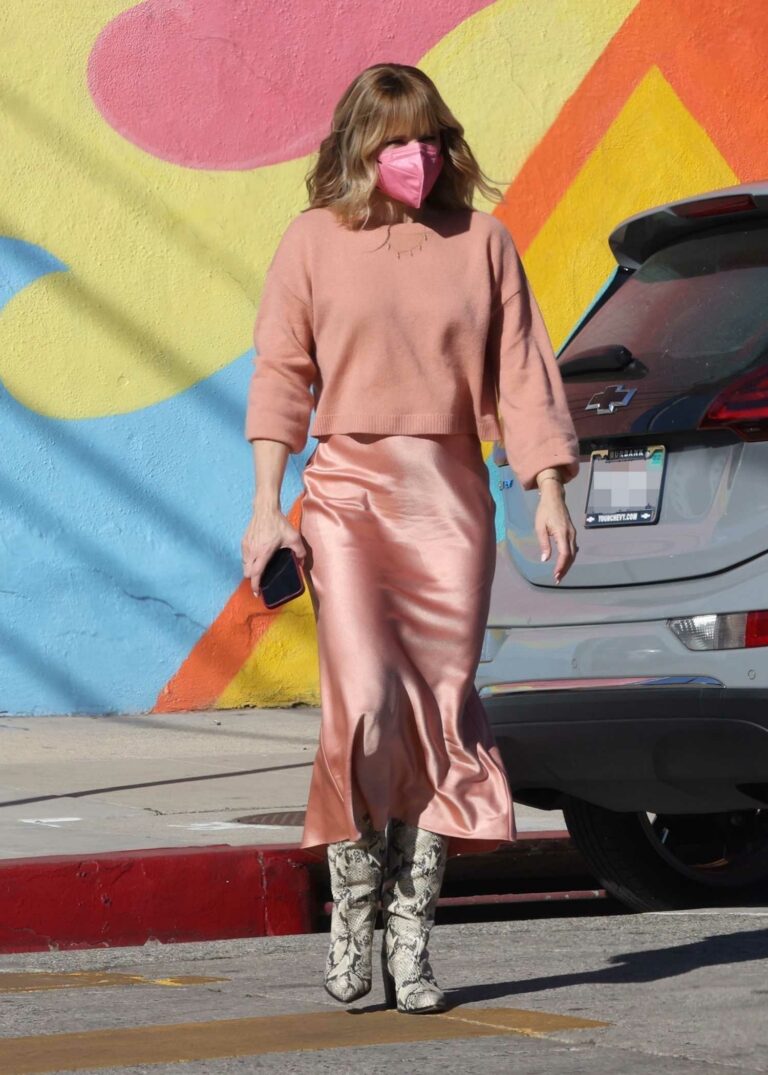 Kristen Bell in a Pink Protective Mask Was Seen Out in Los Angeles ...