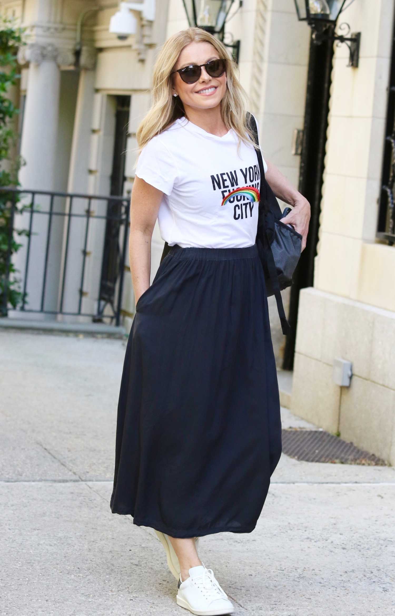 Kelly Ripa in a White Tee Was Seen Out in NYC – Celeb Donut