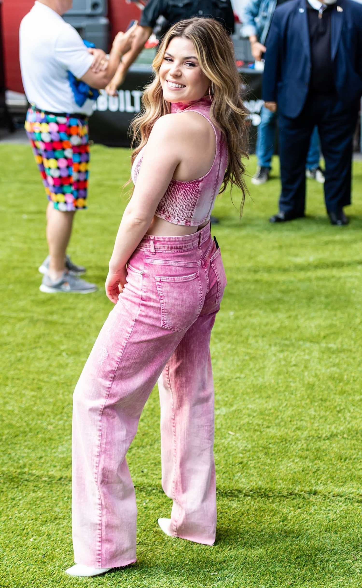 Tenille Arts in a Pink Ensemble Performs at Fox News Channel Studios in ...