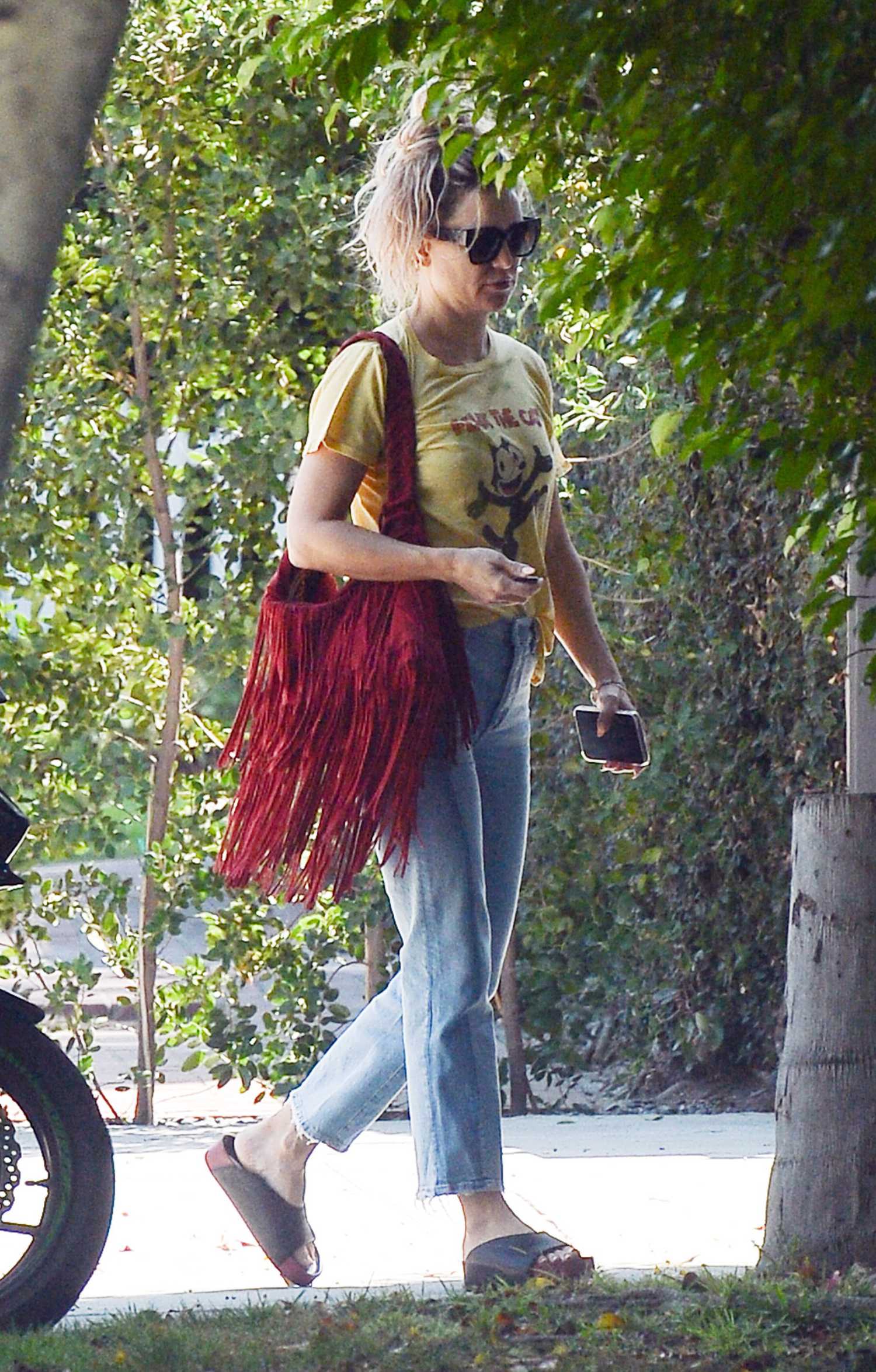 Kate Hudson in a Yellow Tee Steps Out to a Park in Los Angeles – Celeb ...