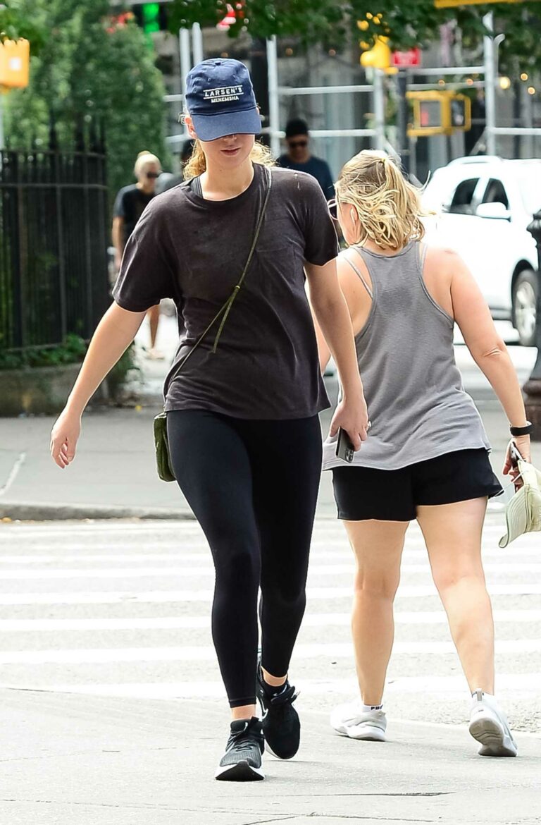 Jennifer Lawrence in a Blue Cap Was Spotted Out in New York – Celeb Donut