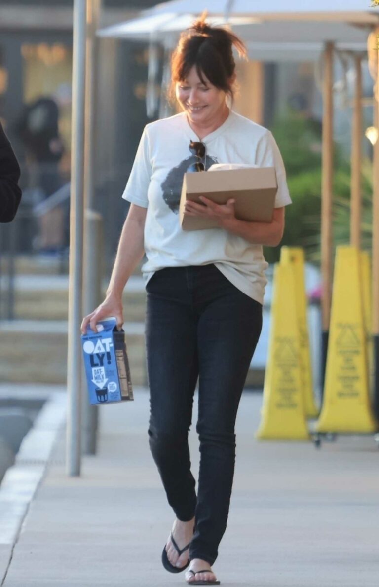 Shannen Doherty In A White Tee Was Seen Out In Malibu Celeb Donut