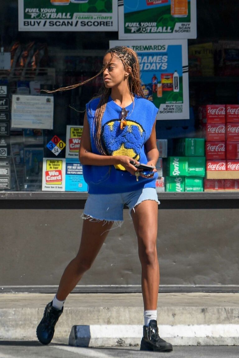 Malia Obama in a Blue Denim Shorts Picks Up a Snack at 7-Eleven in ...