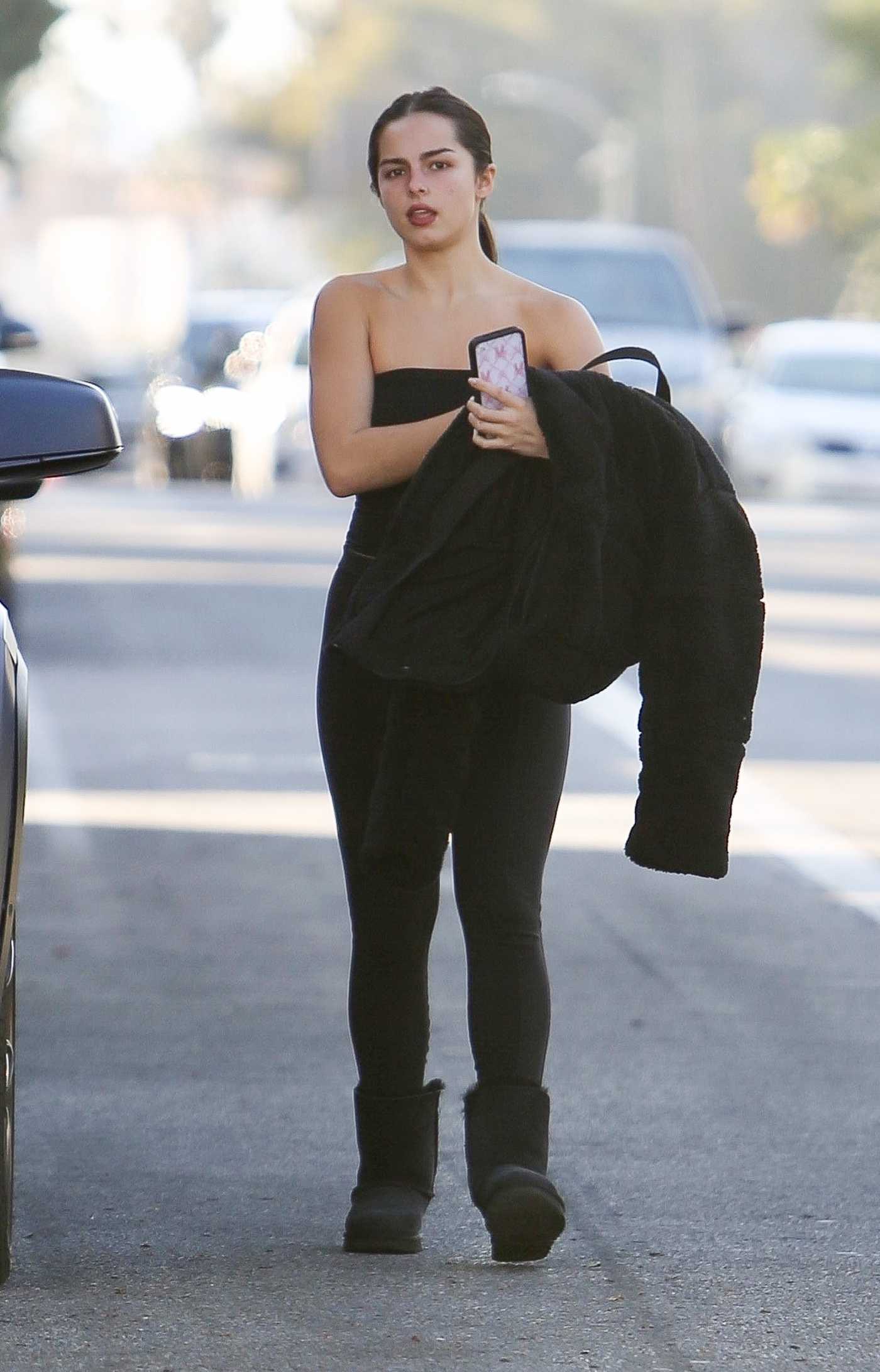 Addison Rae in a Black Outfit Arrives at a Hair Salon in Beverly Hills ...