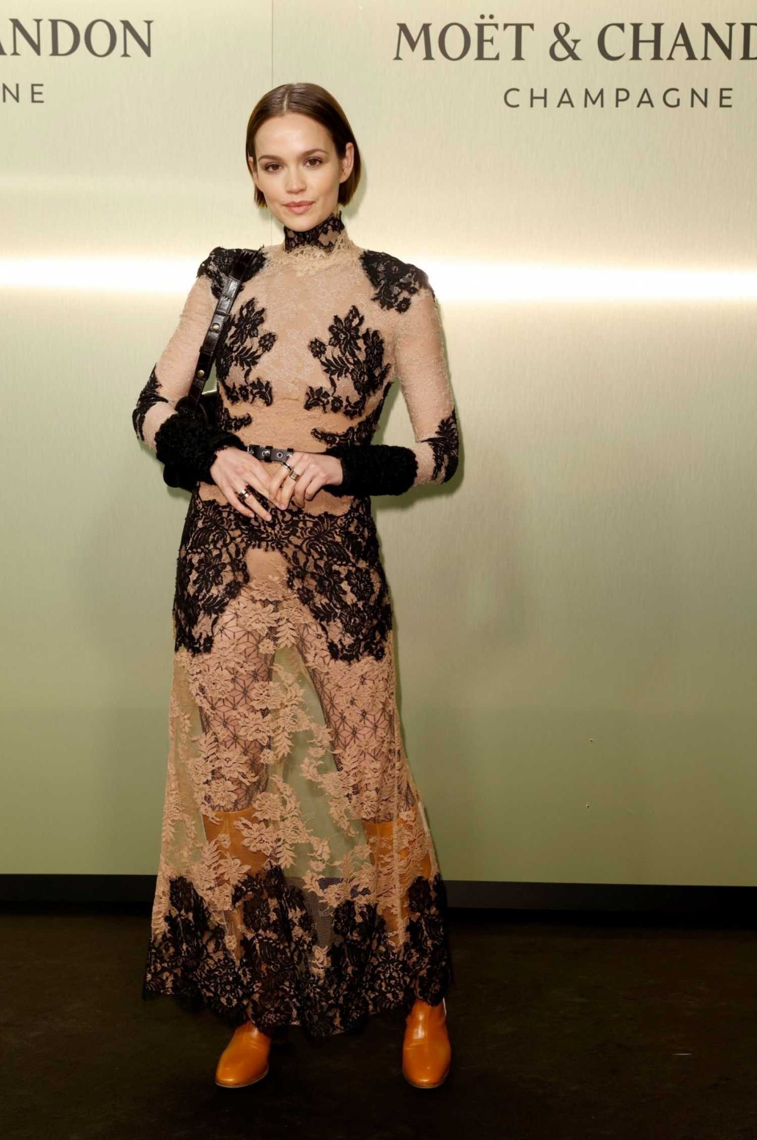 Emilia Schule – Celeb Donut