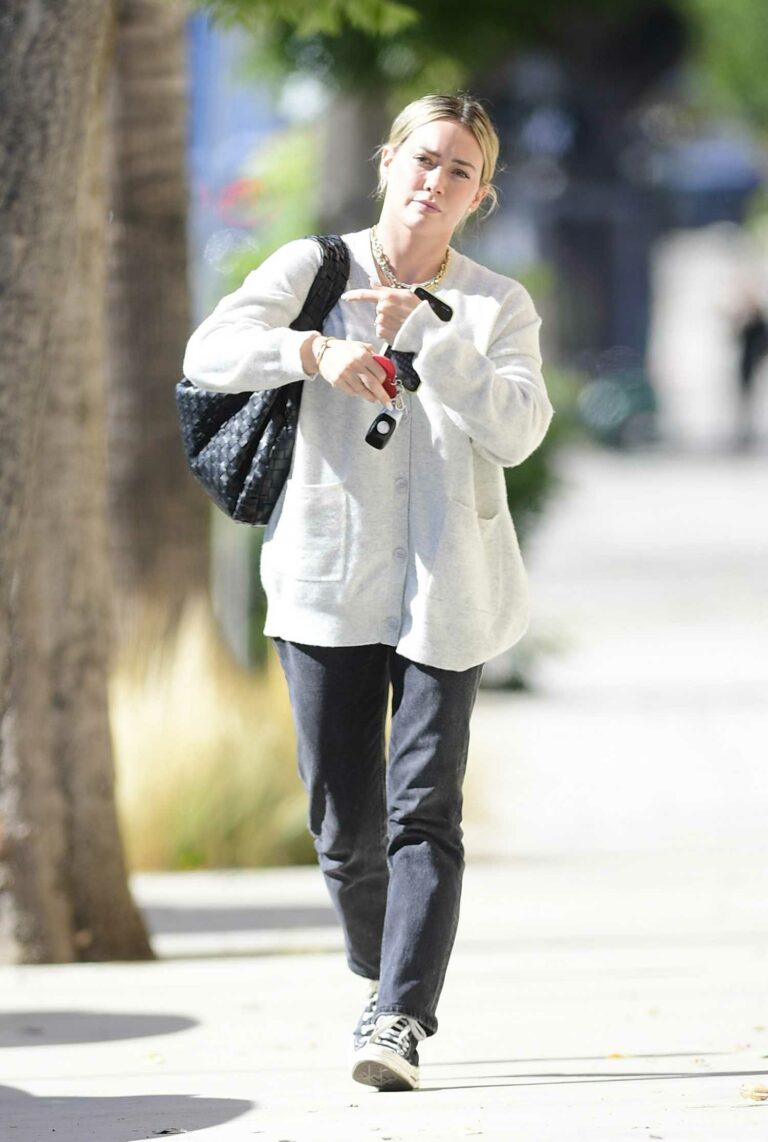 Hilary Duff in a Grey Cardigan Was Seen Out in Los Angeles – Celeb Donut
