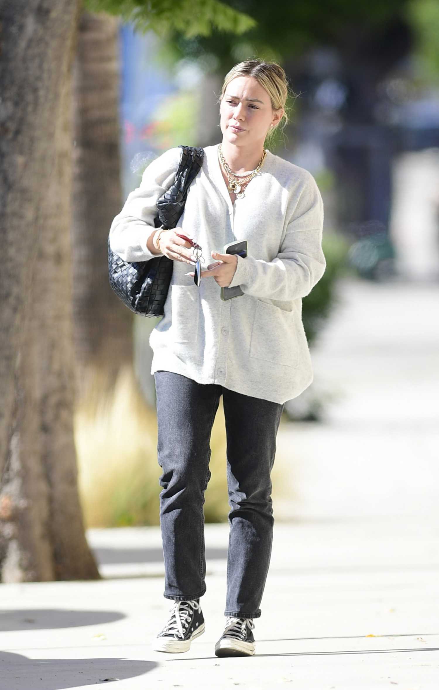 Hilary Duff in a Grey Cardigan Was Seen Out in Los Angeles – Celeb Donut