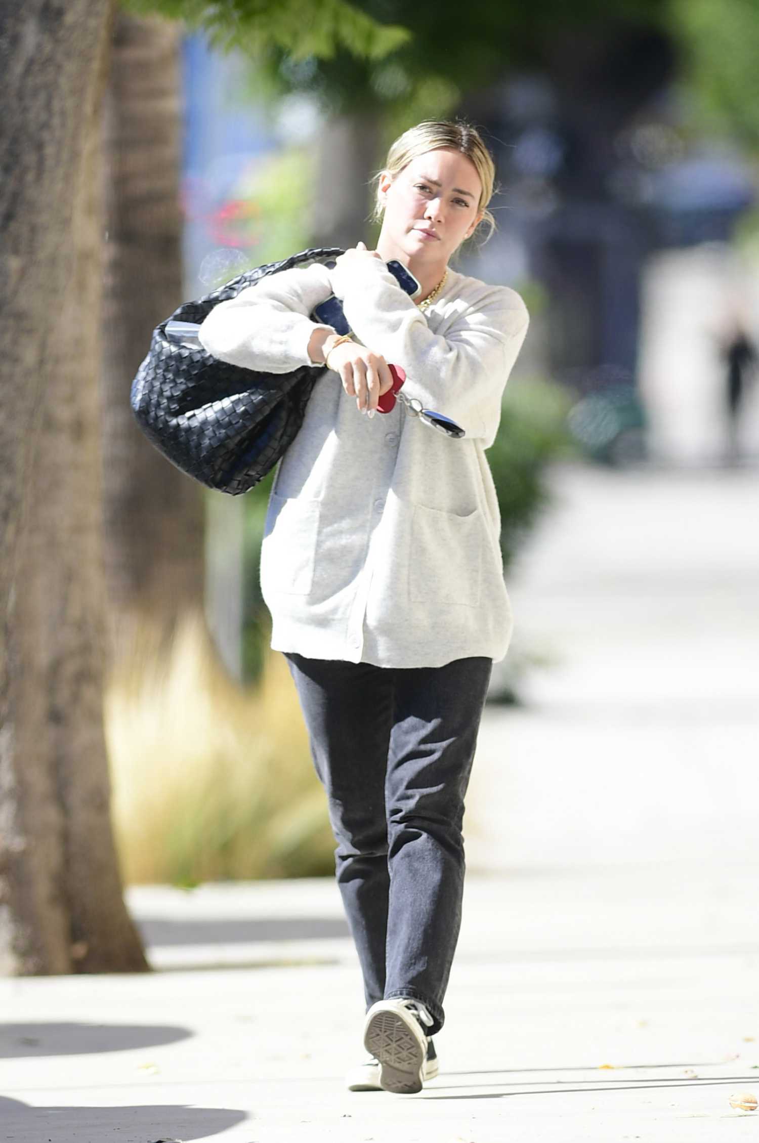 Hilary Duff in a Grey Cardigan Was Seen Out in Los Angeles – Celeb Donut