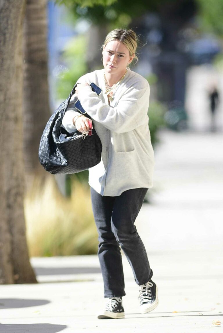 Hilary Duff in a Grey Cardigan Was Seen Out in Los Angeles – Celeb Donut