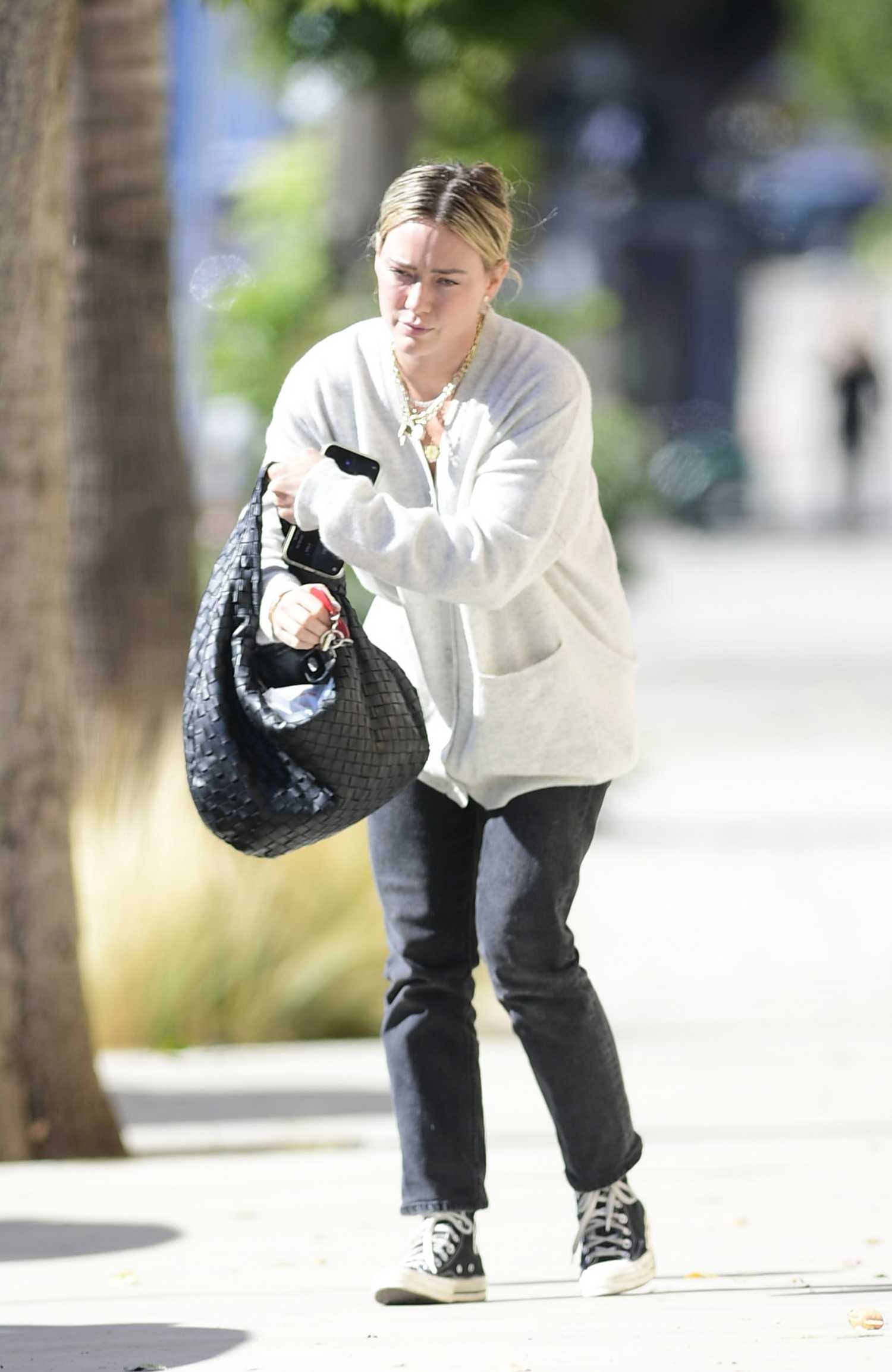 Hilary Duff in a Grey Cardigan Was Seen Out in Los Angeles – Celeb Donut