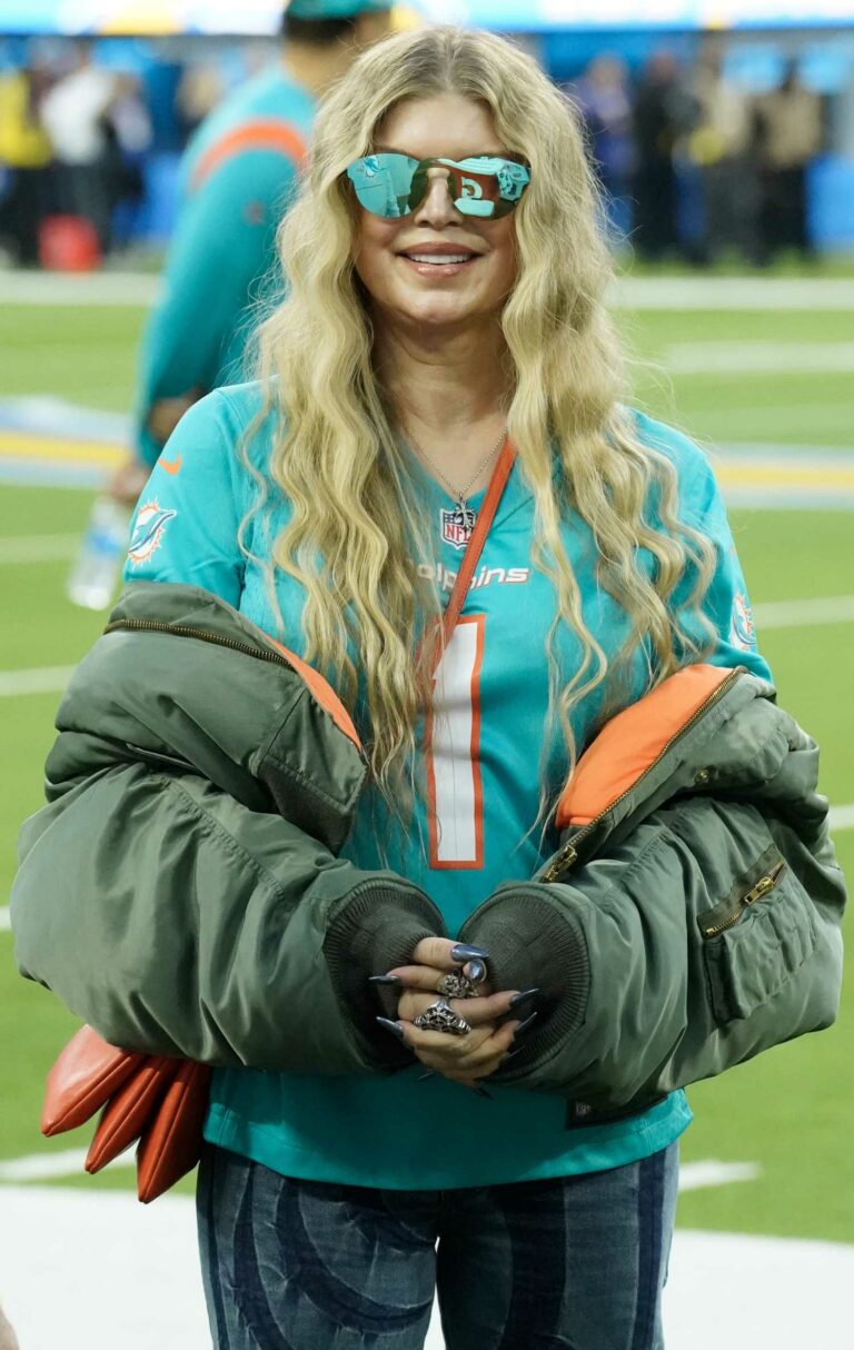 Fergie in an Olive Bomber Jacket Was Seen at the NFL Game Between the ...