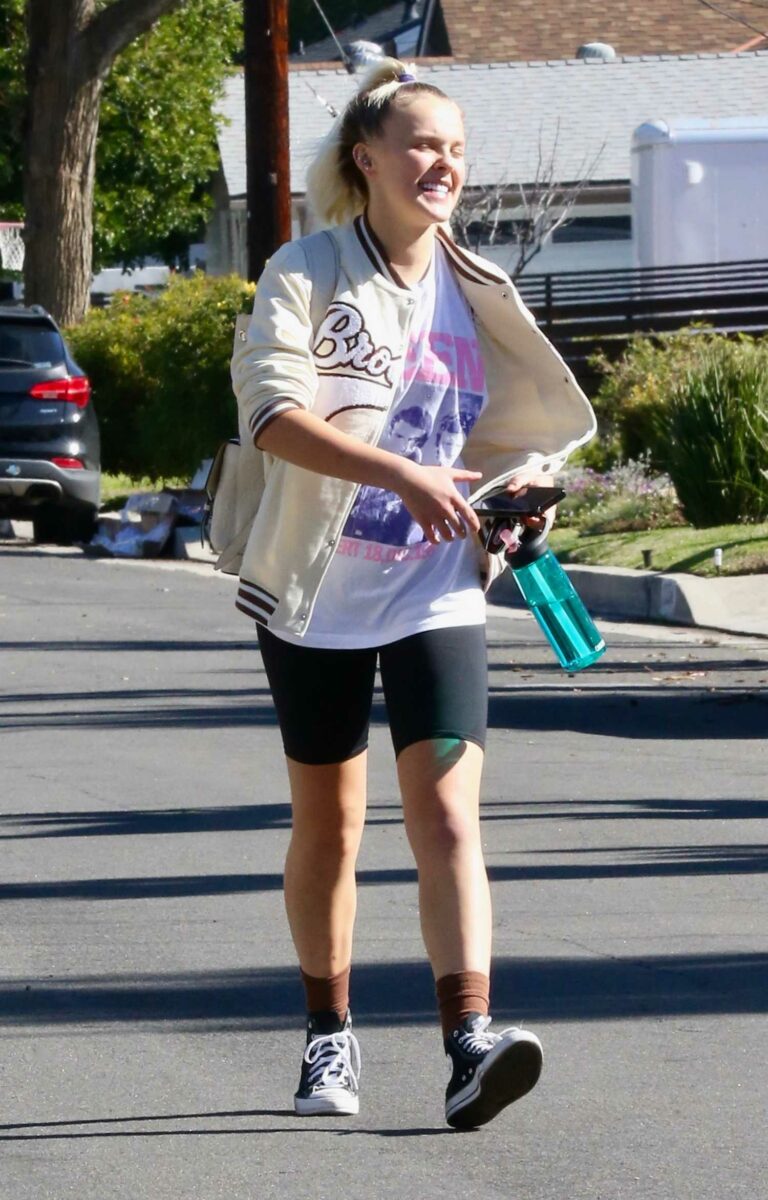 JoJo Siwa in a Black Spandex Shorts Leaves Her Personal Training ...