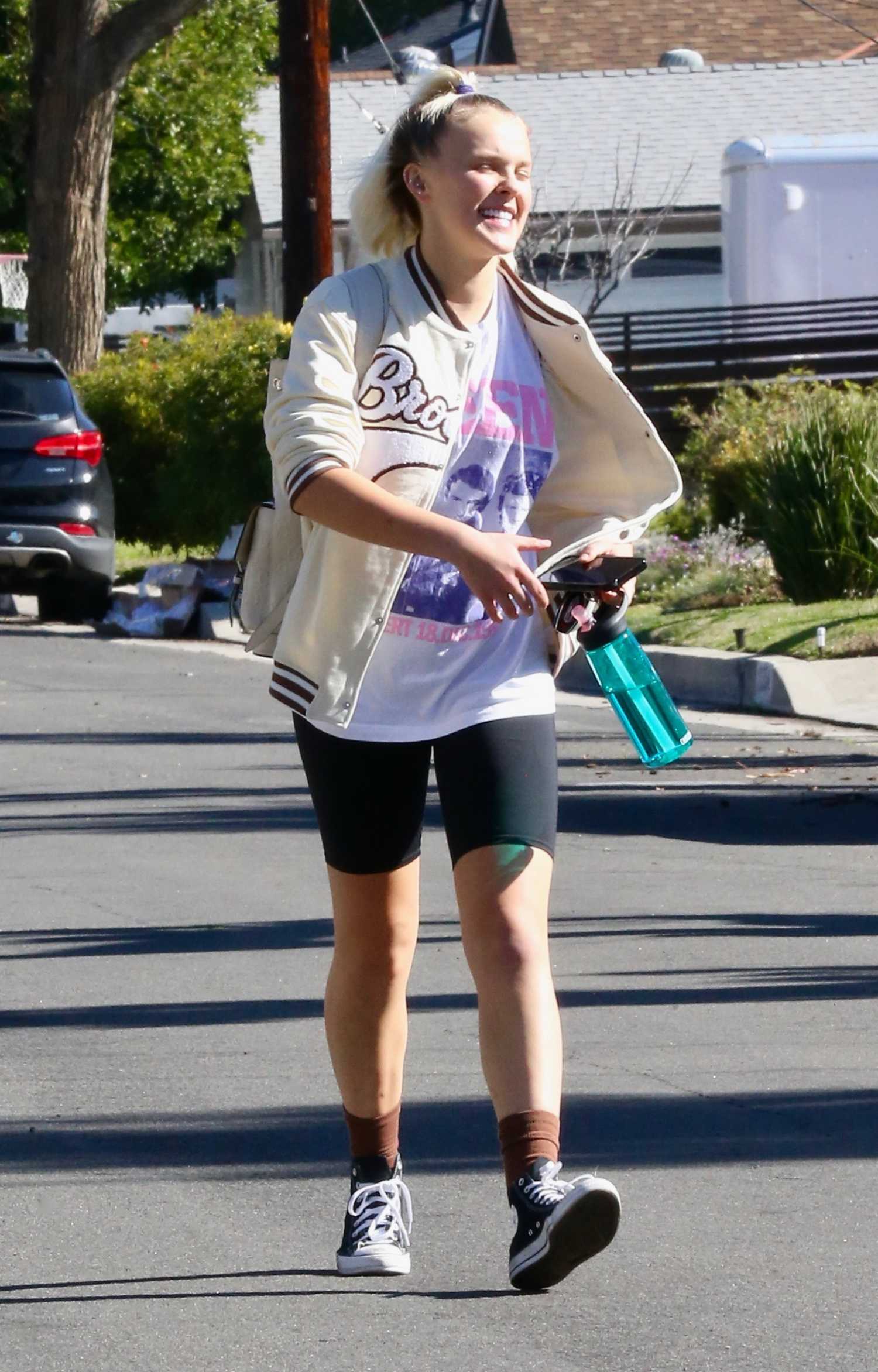 JoJo Siwa in a Black Spandex Shorts Leaves Her Personal Training ...