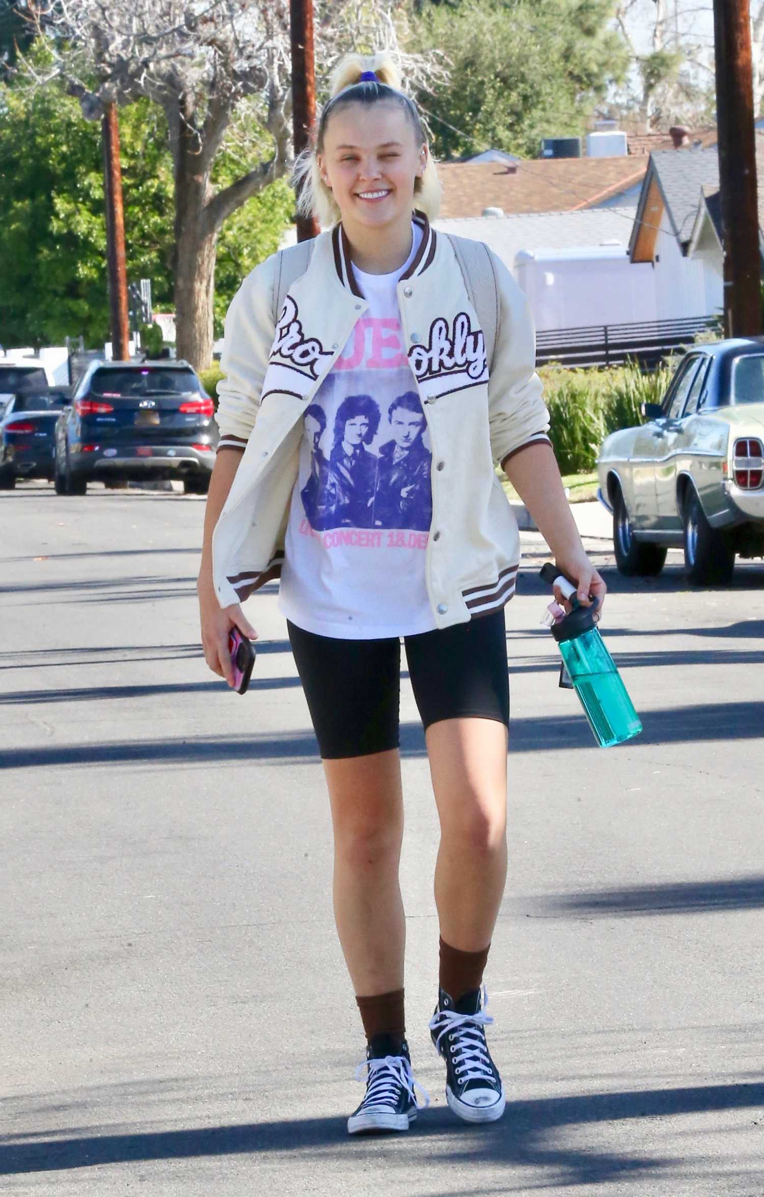 JoJo Siwa in a Black Spandex Shorts Leaves Her Personal Training ...
