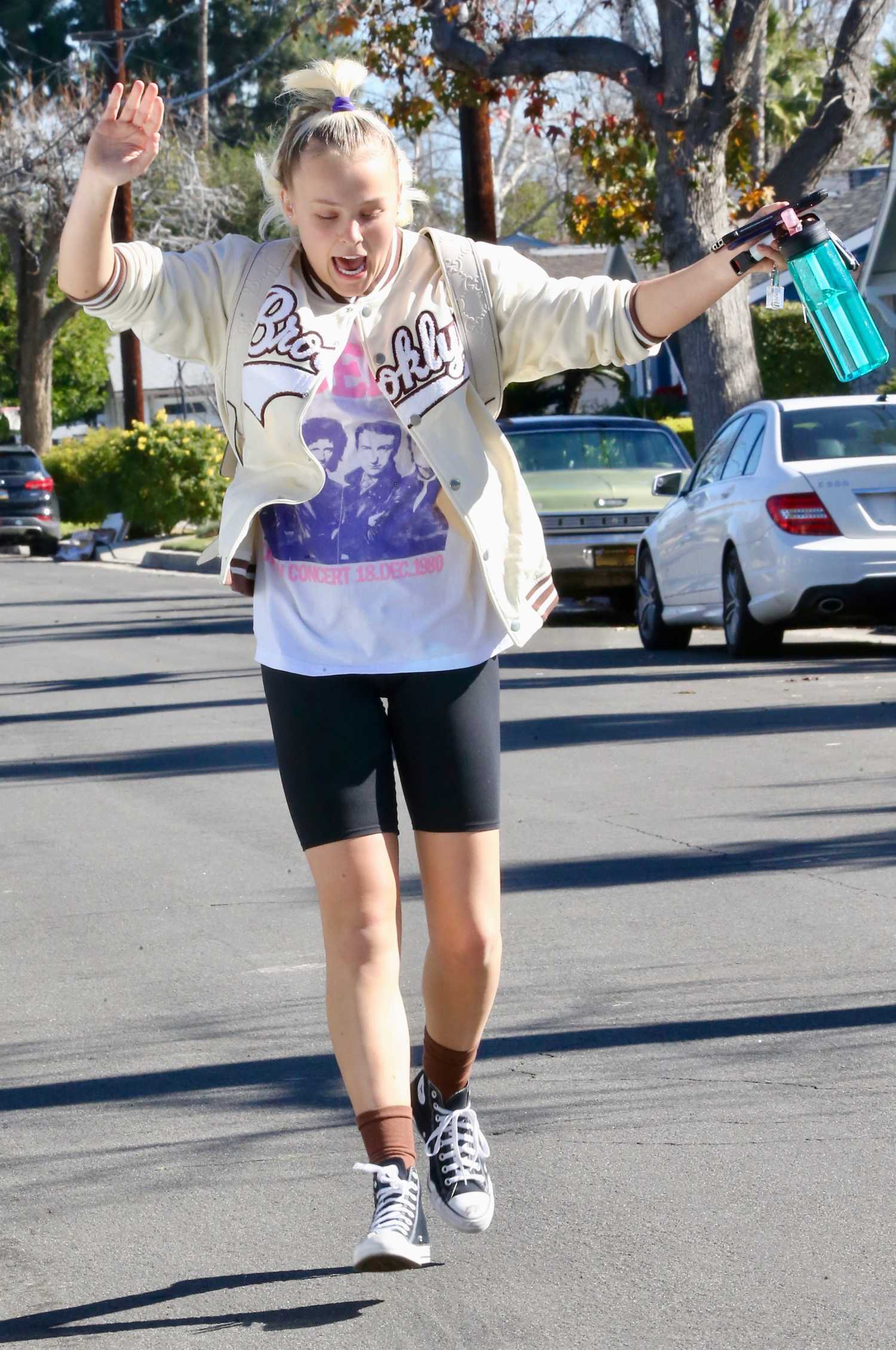 JoJo Siwa in a Black Spandex Shorts Leaves Her Personal Training ...