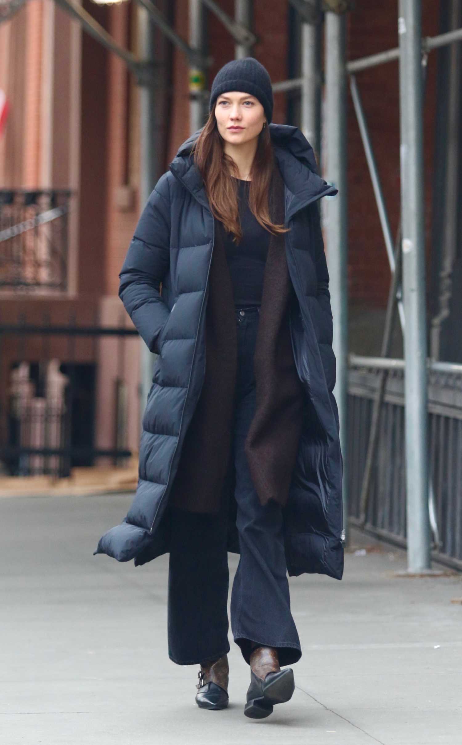 Karlie Kloss in a Black Puffer Coat Was Seen Out in New York – Celeb Donut