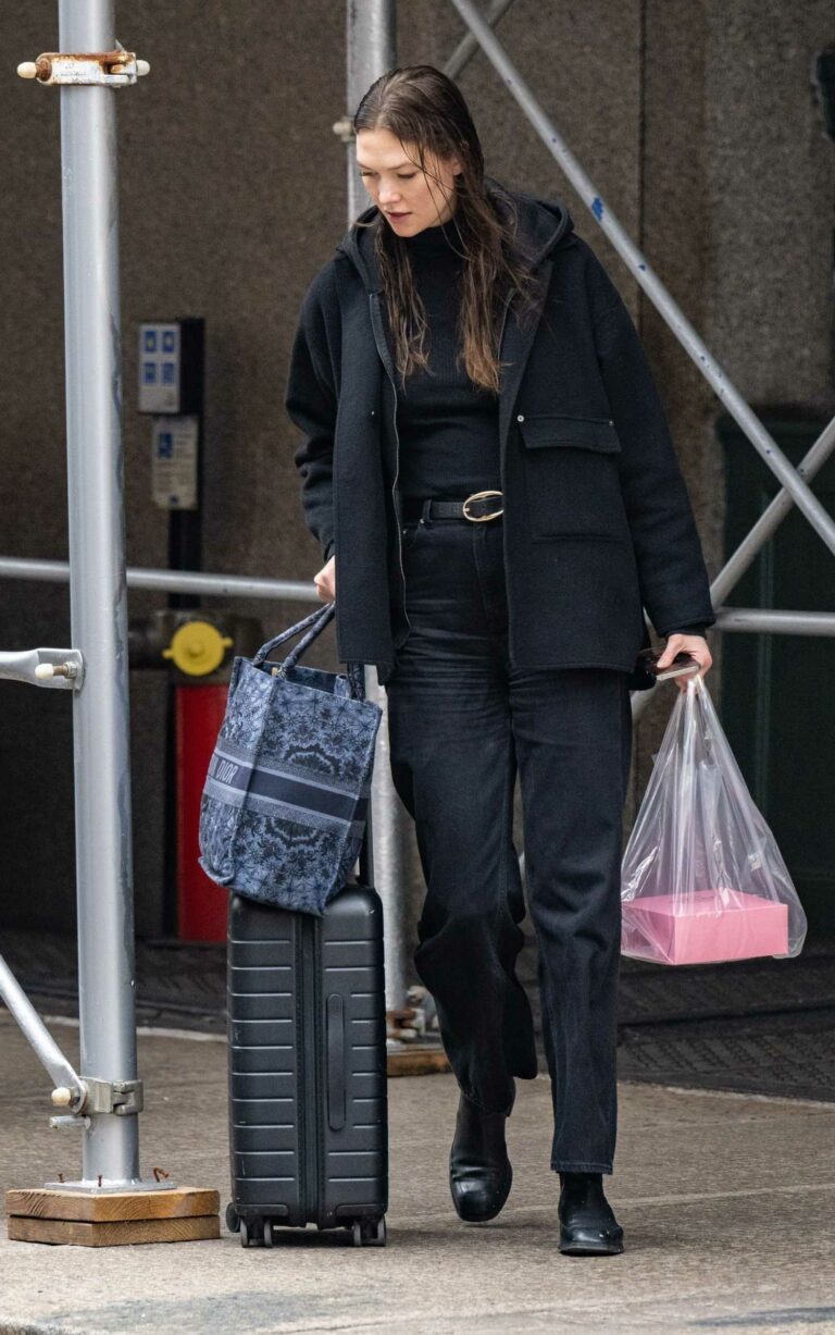 Karlie Kloss in a Black Jacket Carrying Her own Luggage in New York – Celeb Donut