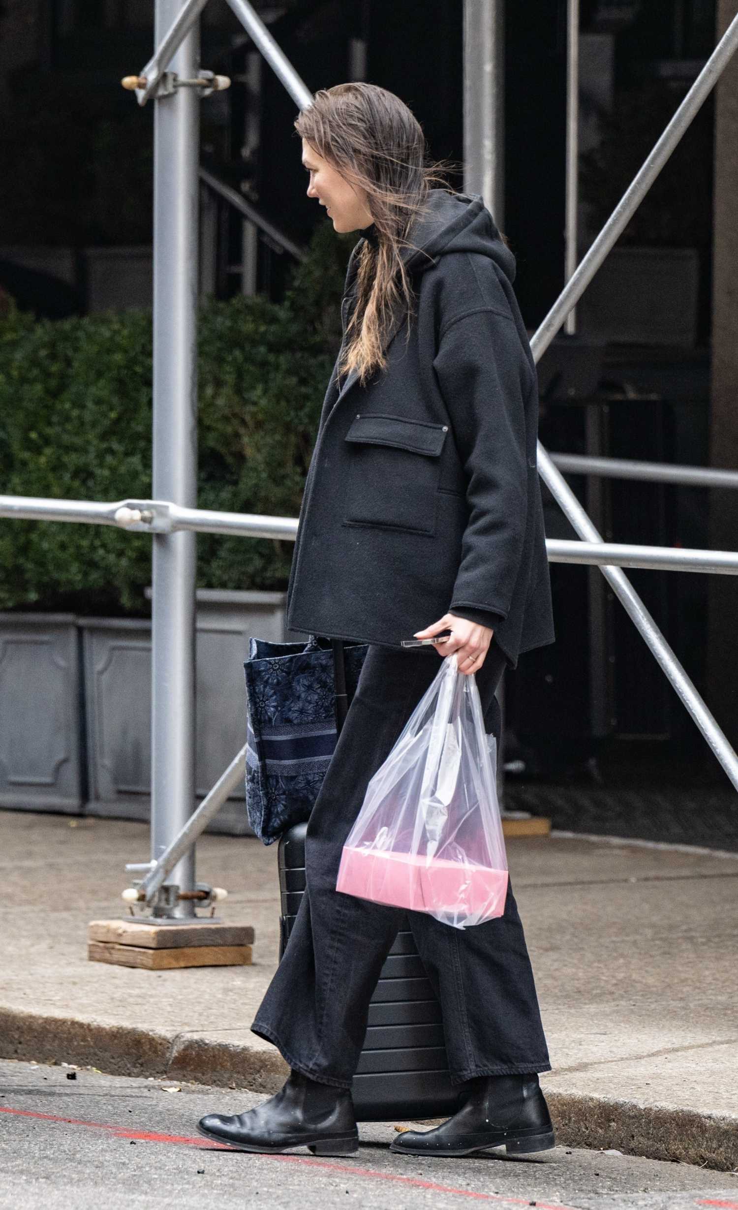 Karlie Kloss in a Black Jacket Carrying Her own Luggage in New York – Celeb Donut