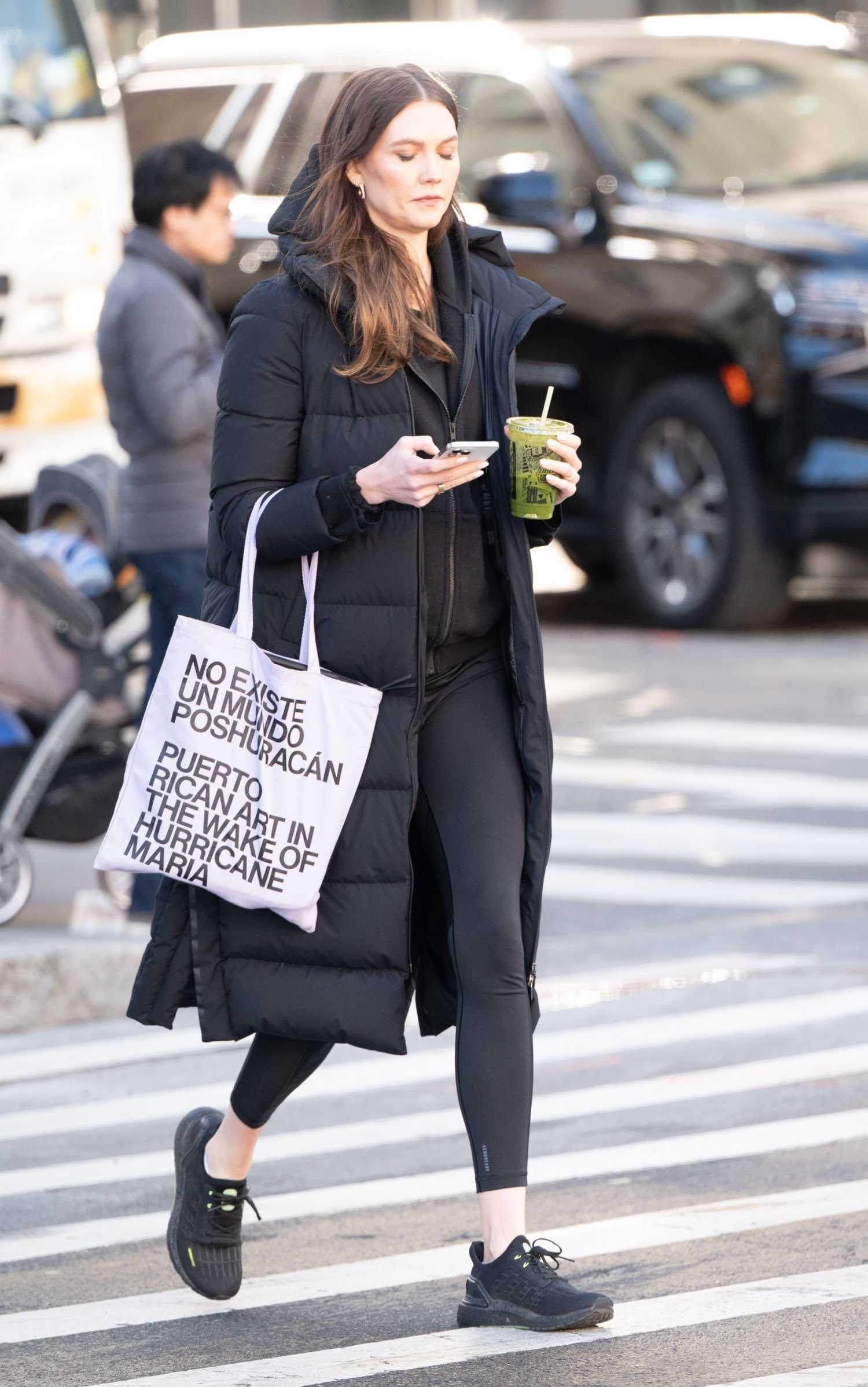 Karlie Kloss in a Black Puffer Coat Was Seen Out in New York – Celeb Donut