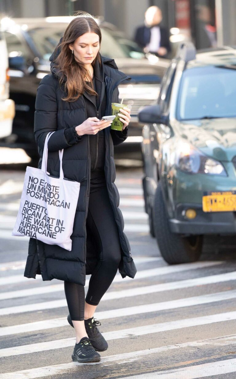Karlie Kloss in a Black Puffer Coat Was Seen Out in New York – Celeb Donut