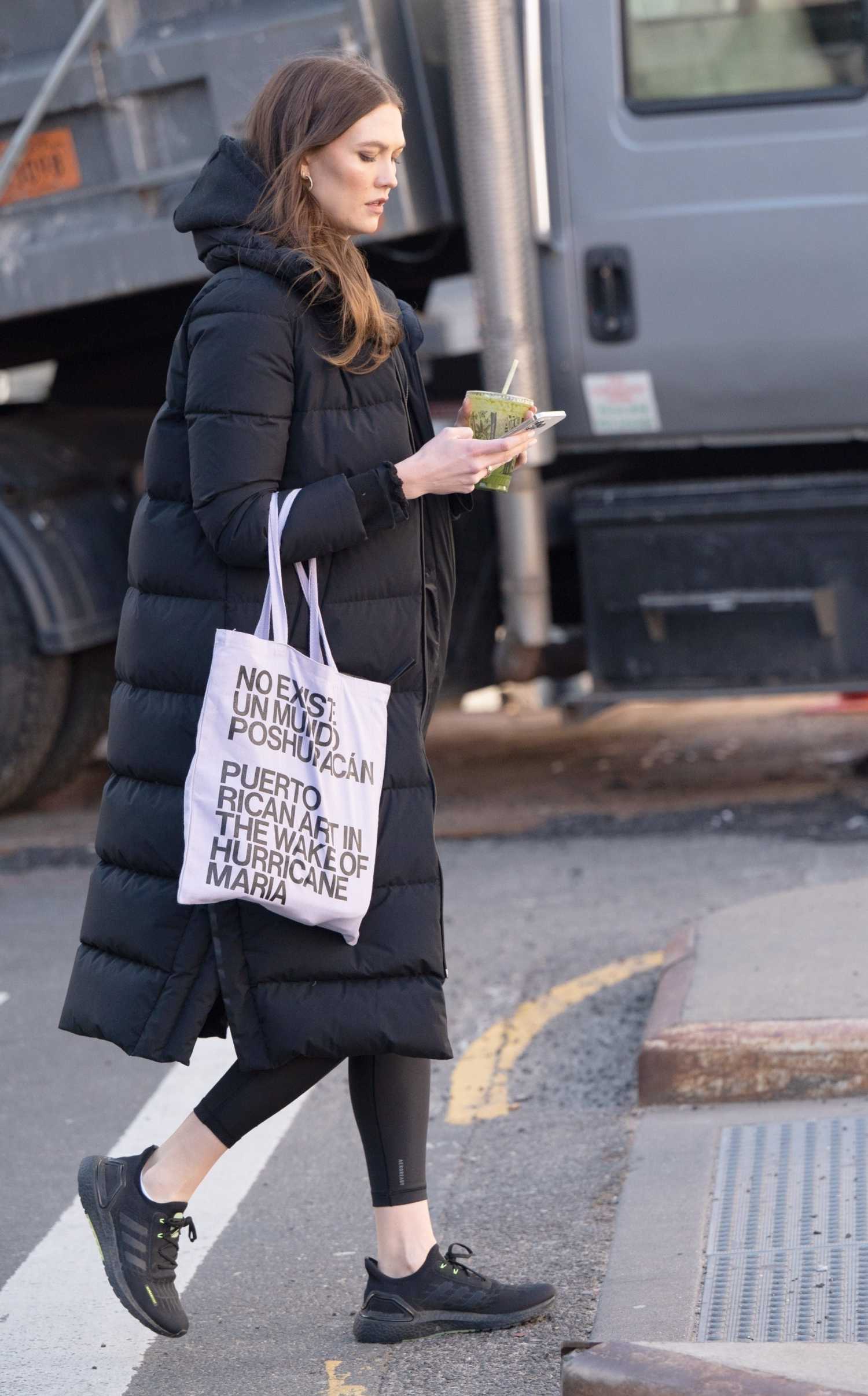 Karlie Kloss in a Black Puffer Coat Was Seen Out in New York – Celeb Donut