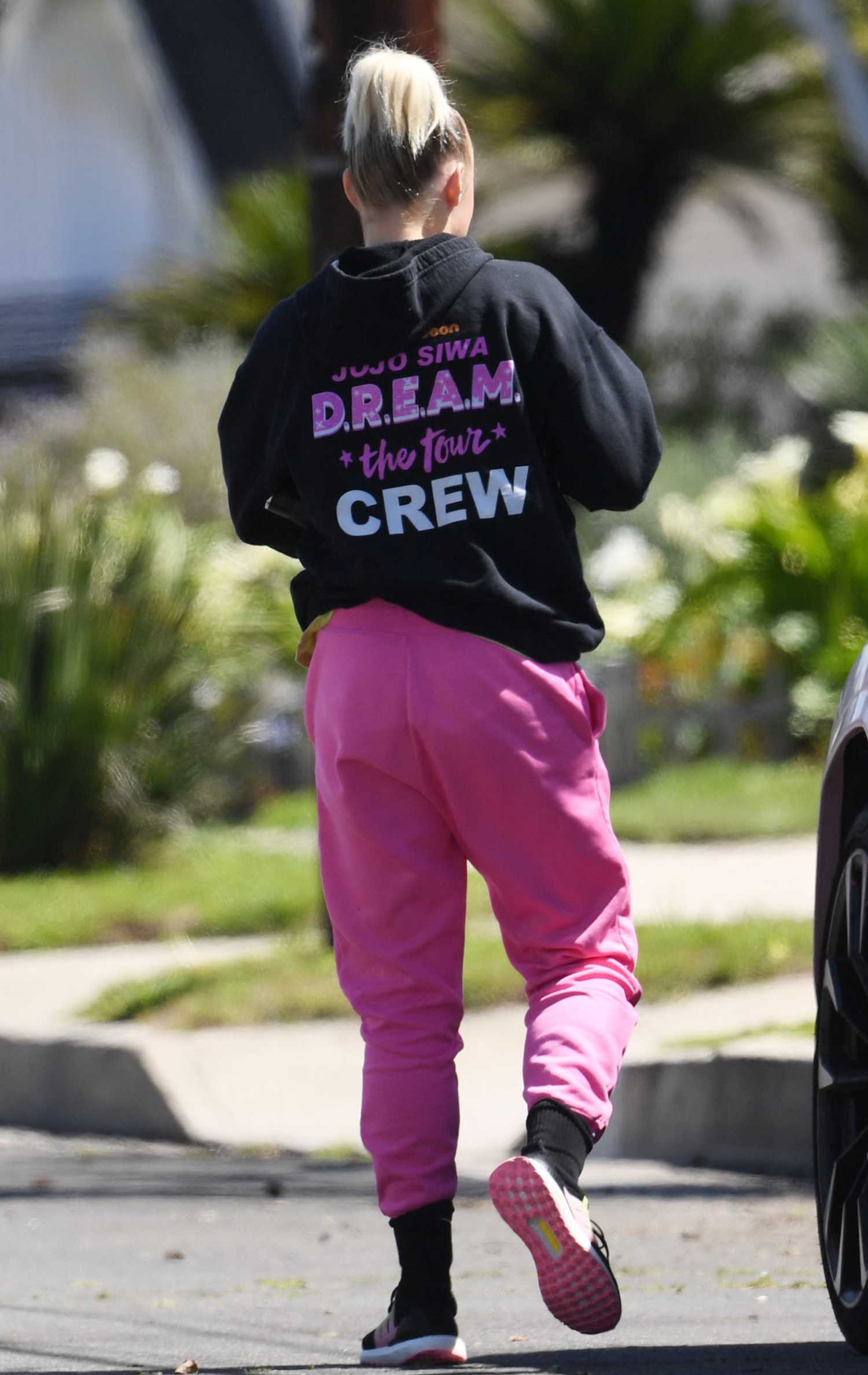 JoJo Siwa in a Black Hoodie Heads to a Tap Class in Los Angels – Celeb ...