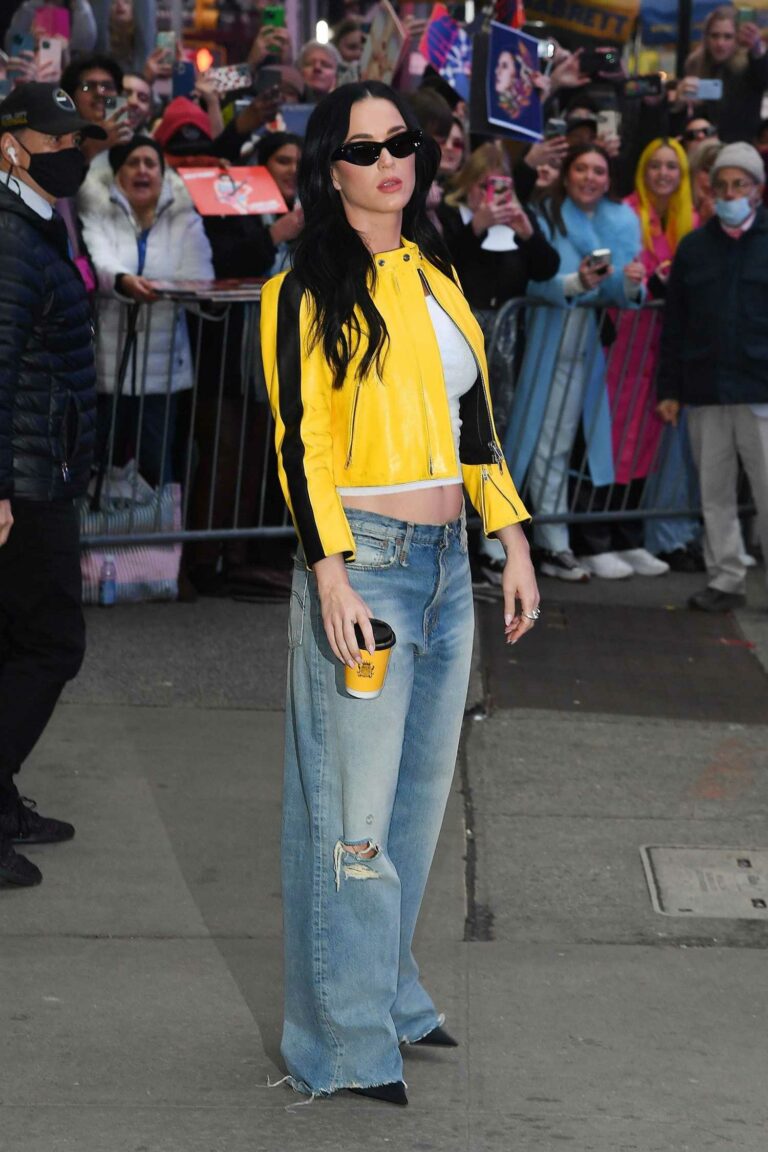 Katy Perry in a Yellow Jacket Stops by Good Morning America in New York ...