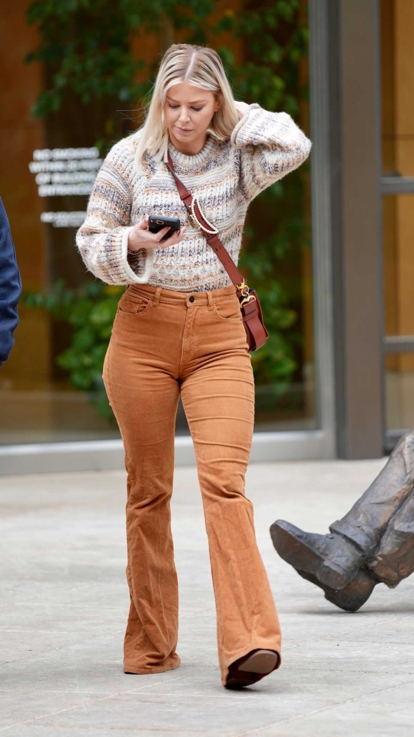 Ariana Madix in an Tan Jeans Was Seen Out in Pasadena – Celeb Donut