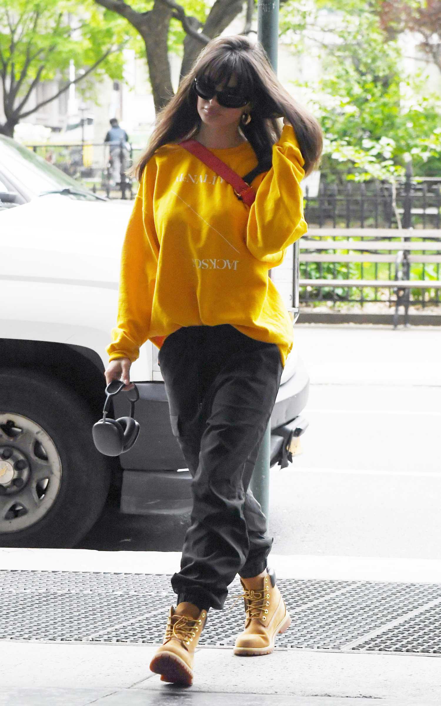 Emily Ratajkowski in a Yellow Sweatshirt Was Seen Out in New York ...