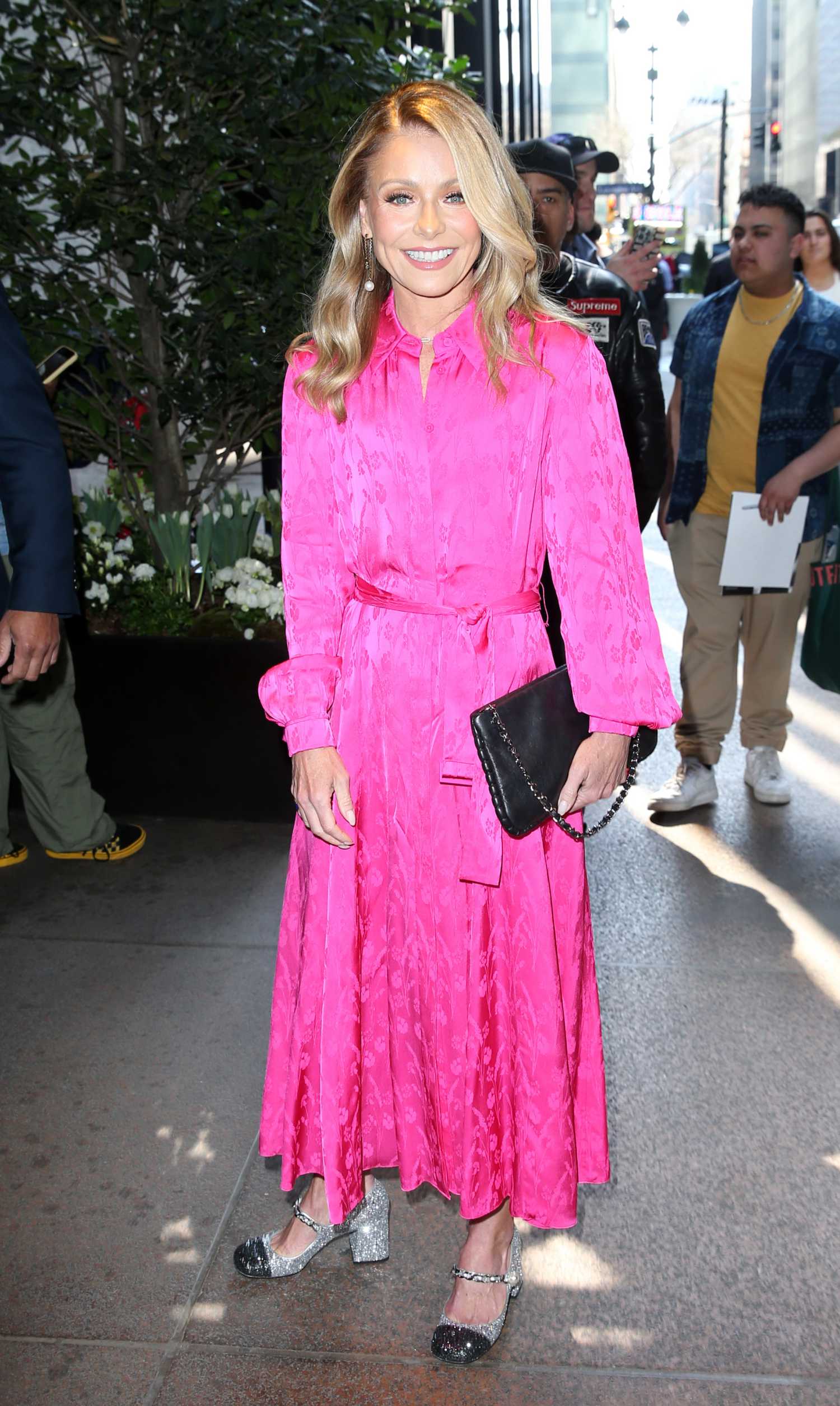 Kelly Ripa in a Pink Dress Arrives at the Variety’s 2023 Power of Women ...