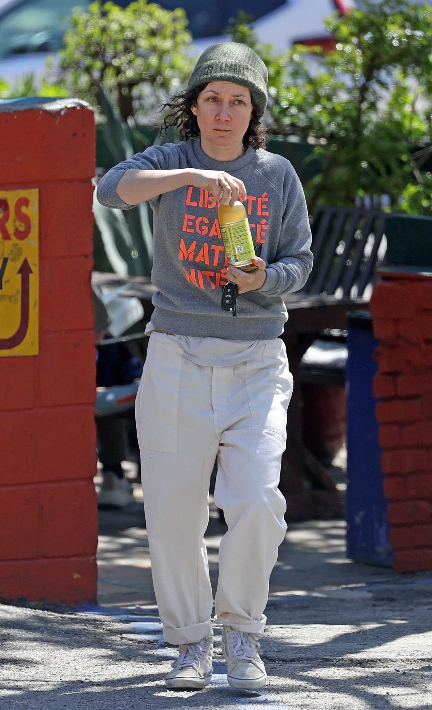 Sara Gilbert in a Grey Sweatshirt Makes a Pit Stop at the Laurel Canyon ...