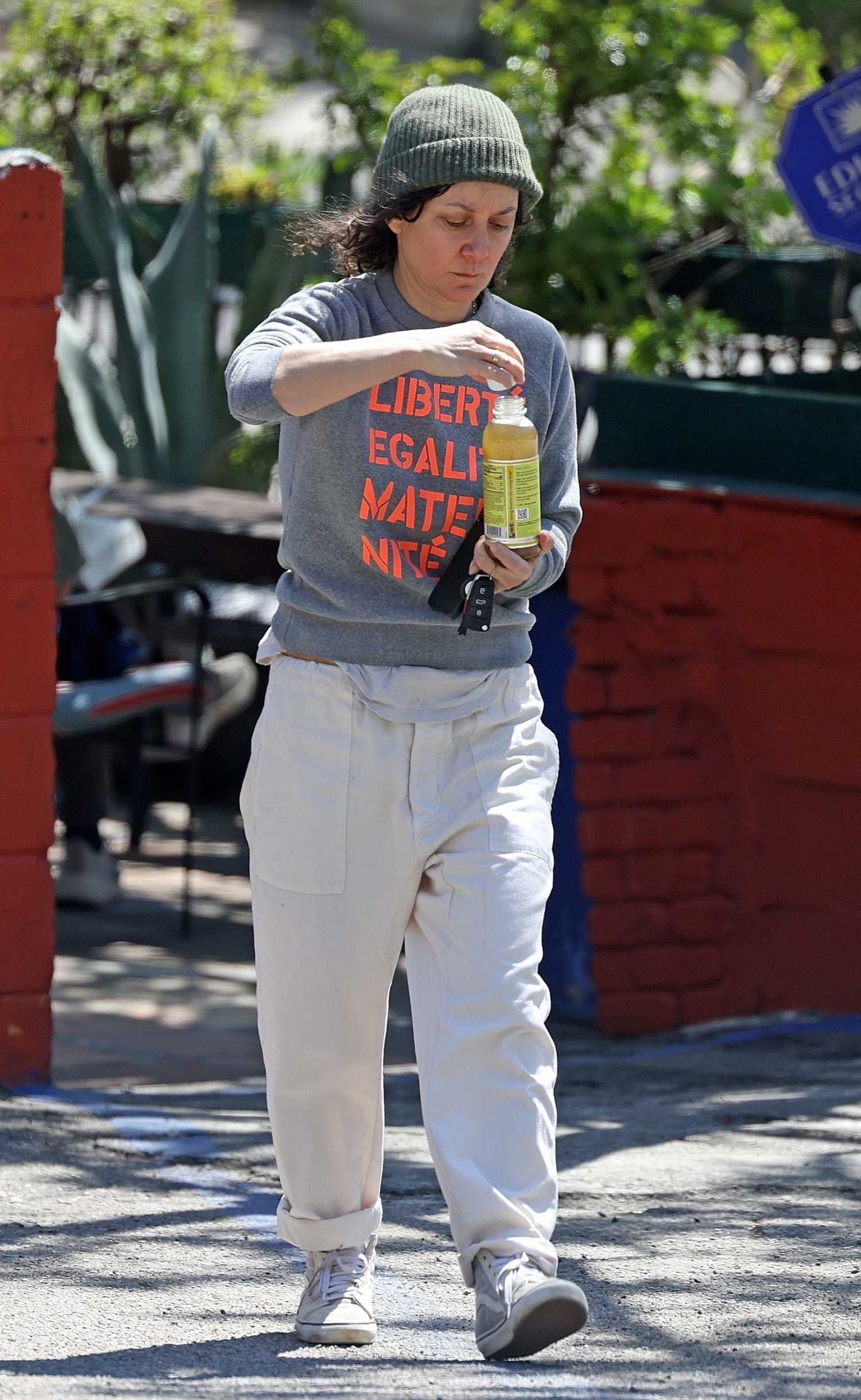 Sara Gilbert in a Grey Sweatshirt Makes a Pit Stop at the Laurel Canyon ...